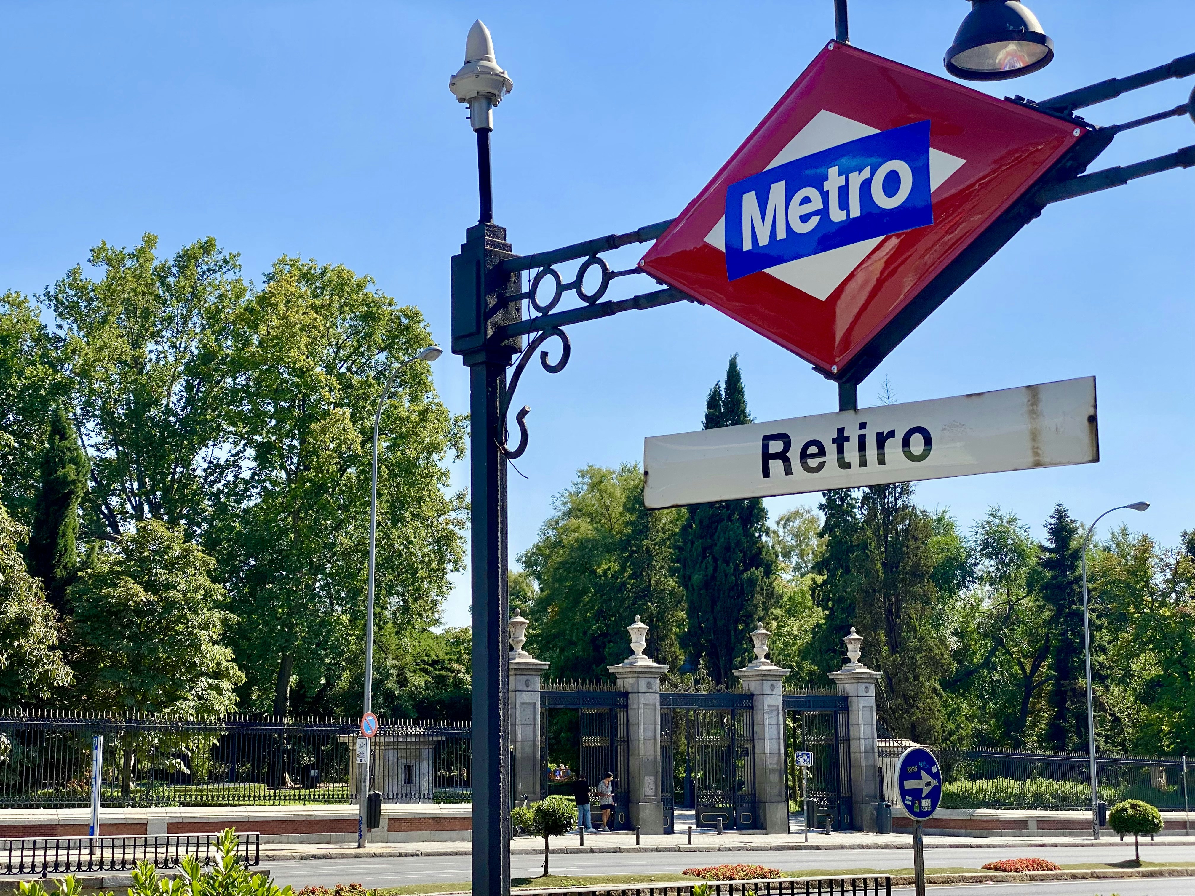A metro sign hanging off the side of a metal pole photo – Free Madrid ...