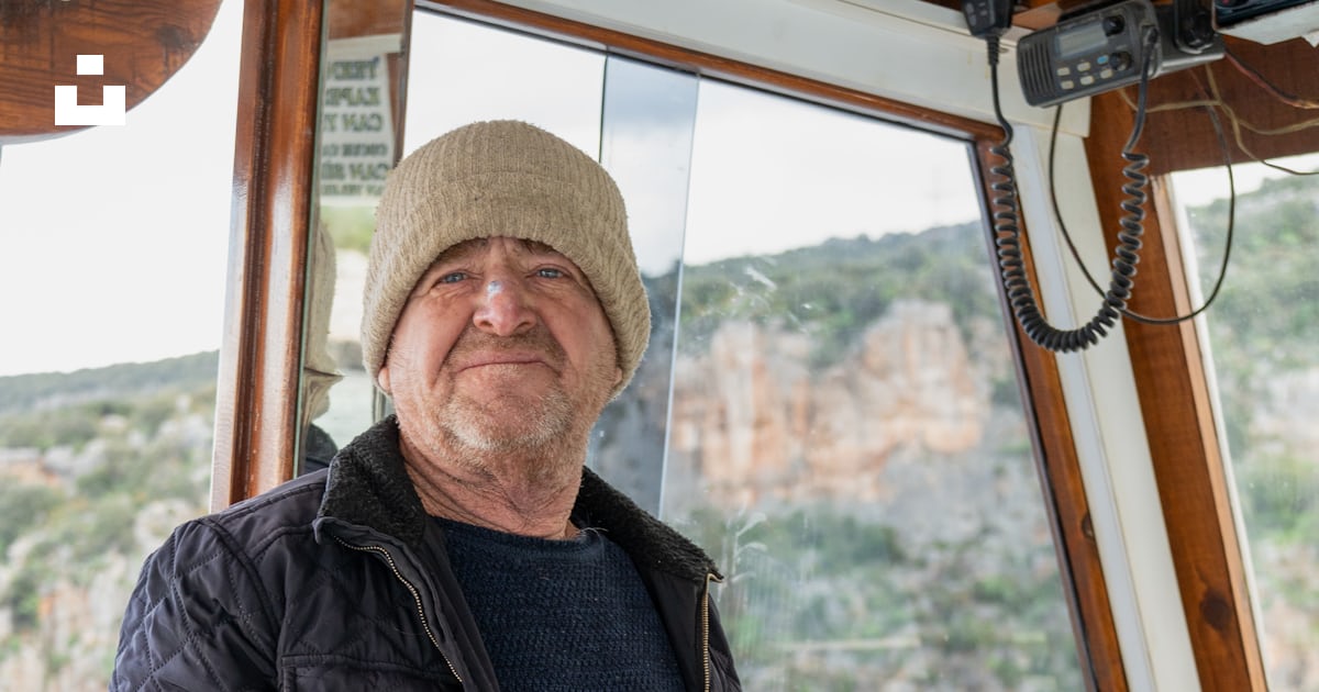 Un Homme Debout à La Barre Dun Bateau Photo Image Gratuite De Kaş