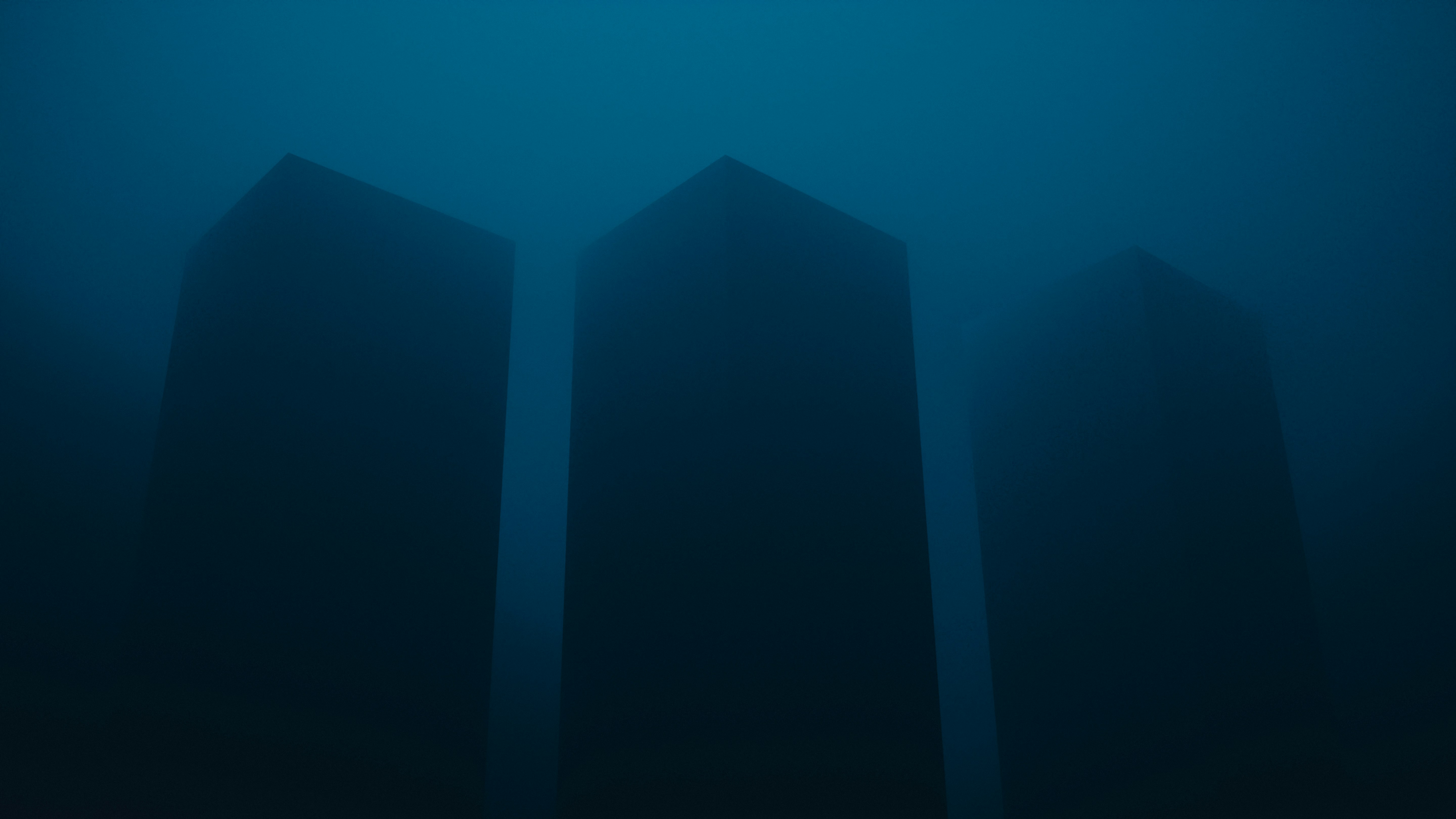 Un groupe de grands immeubles dans le brouillard photo – Image gratuite ...