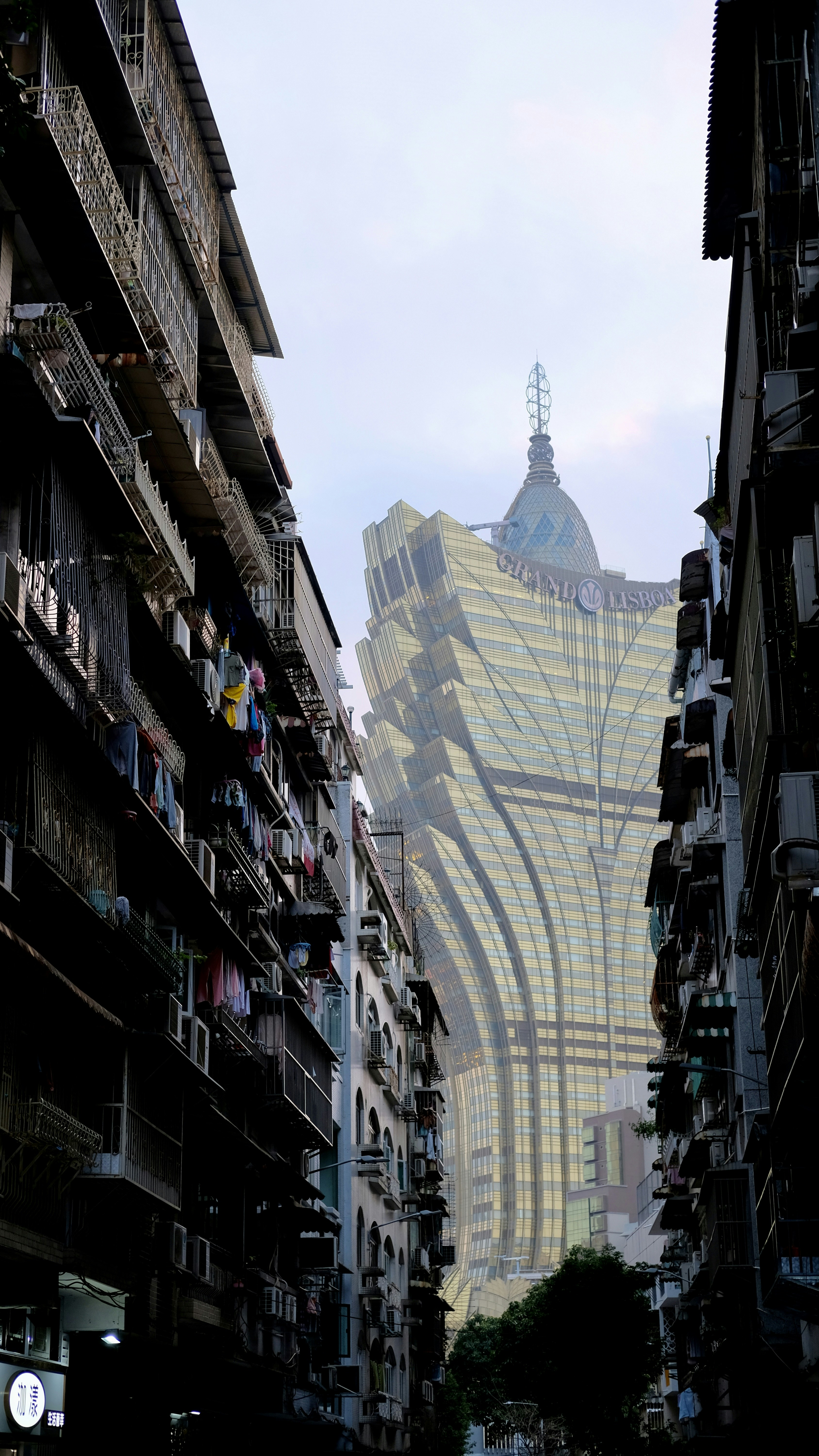 Un edificio muy alto que se eleva sobre una ciudad llena de edificios ...