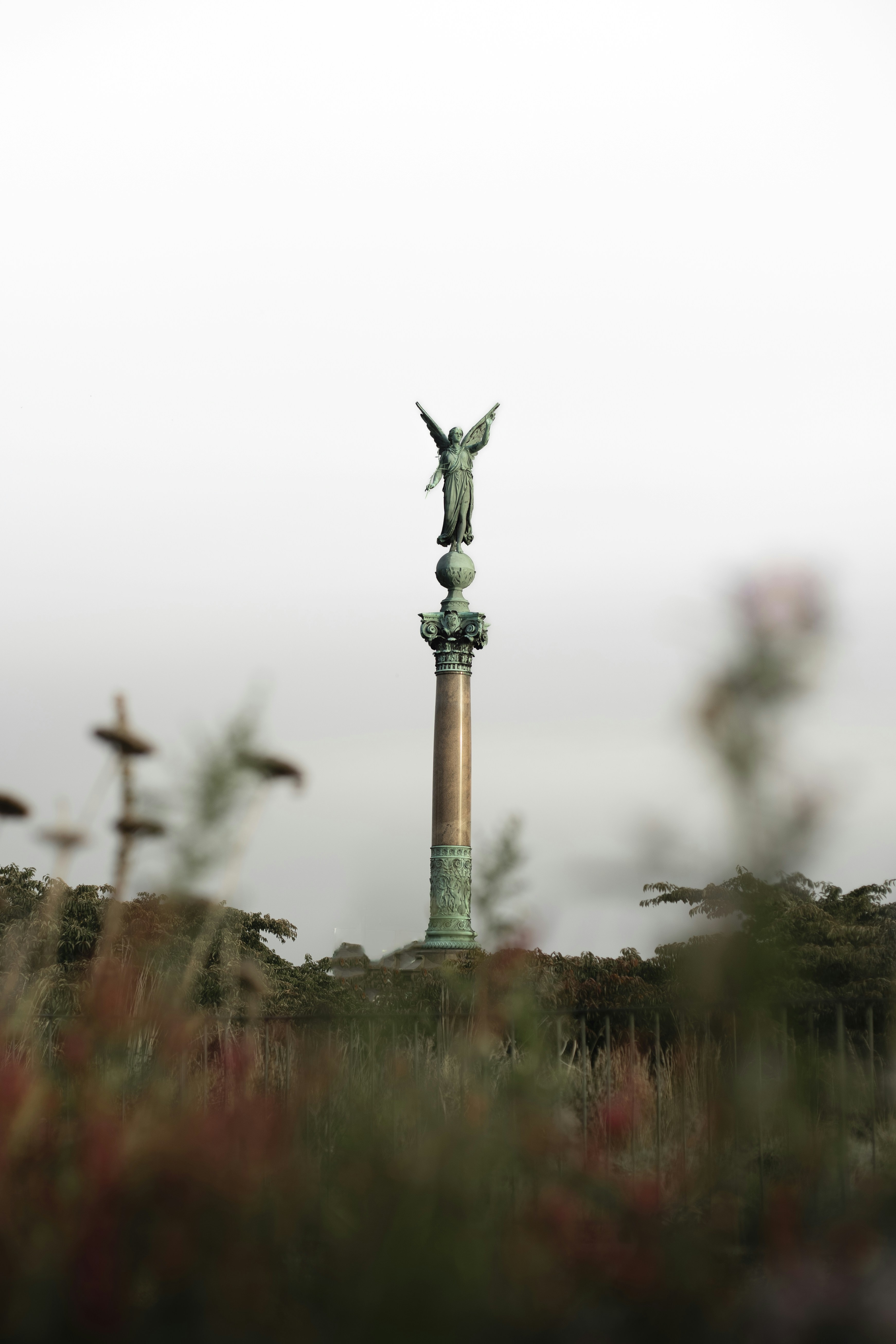 Foto Una estatua de un ángel en la parte superior de un pilar – Imagen ...