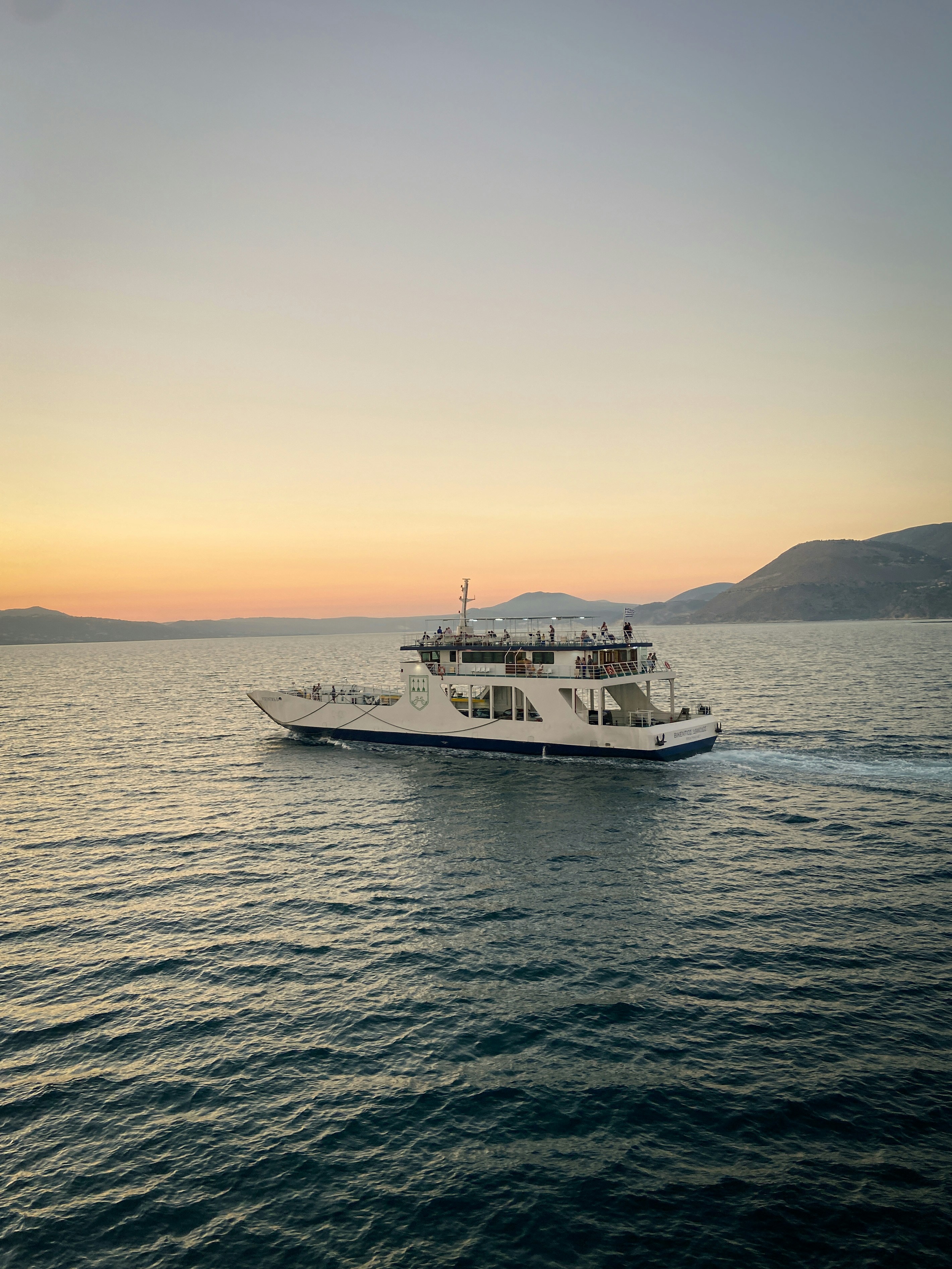 Un gran bote blanco que viaja a través de un gran cuerpo de agua foto ...