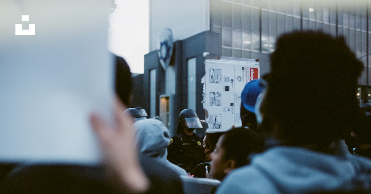 건물 앞에 서 있는 한 무리의 사람들 사진 Unsplash의 무료 필름 사진 이미지