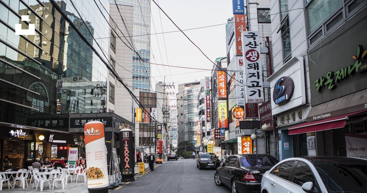 고층 건물이 가득한 도시 거리 사진 Unsplash의 무료 대한민국 이미지