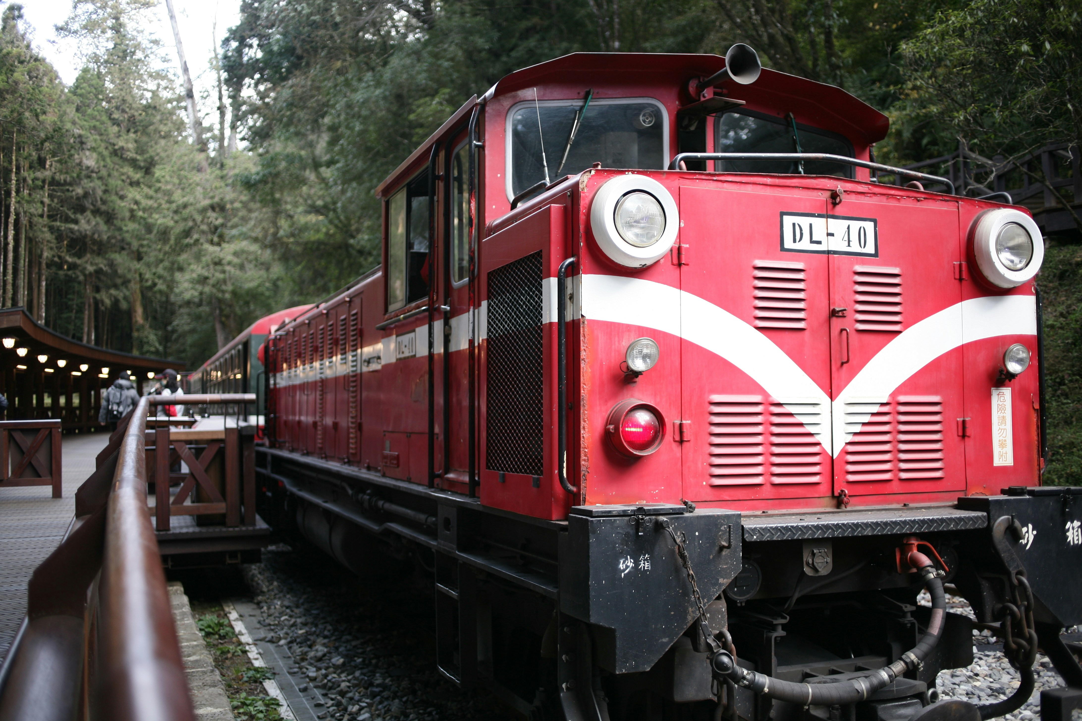 Un train rouge et blanc est sur les rails photo – Image gratuite de ...
