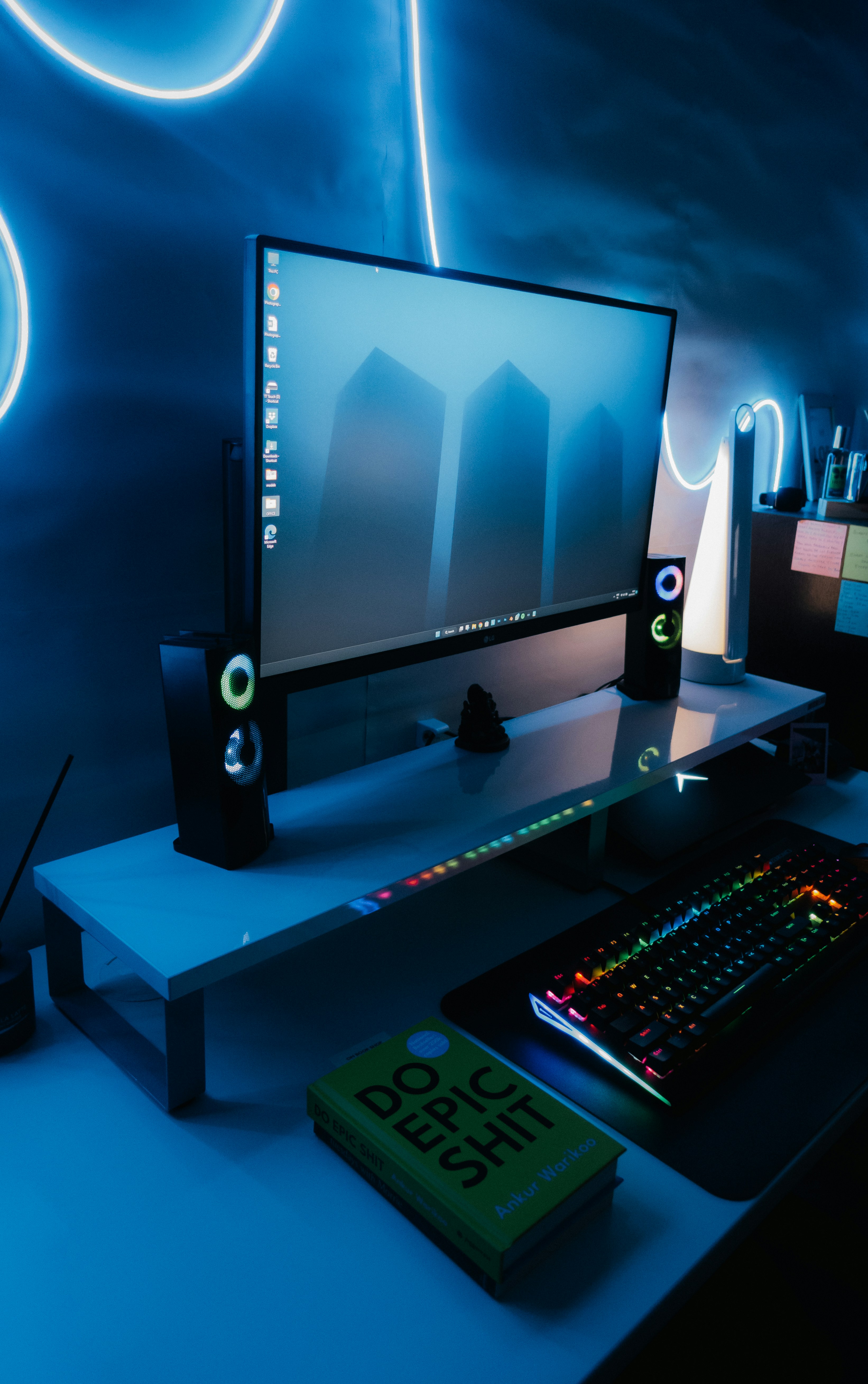 A desktop computer sitting on top of a desk photo – Free Pc Image on ...