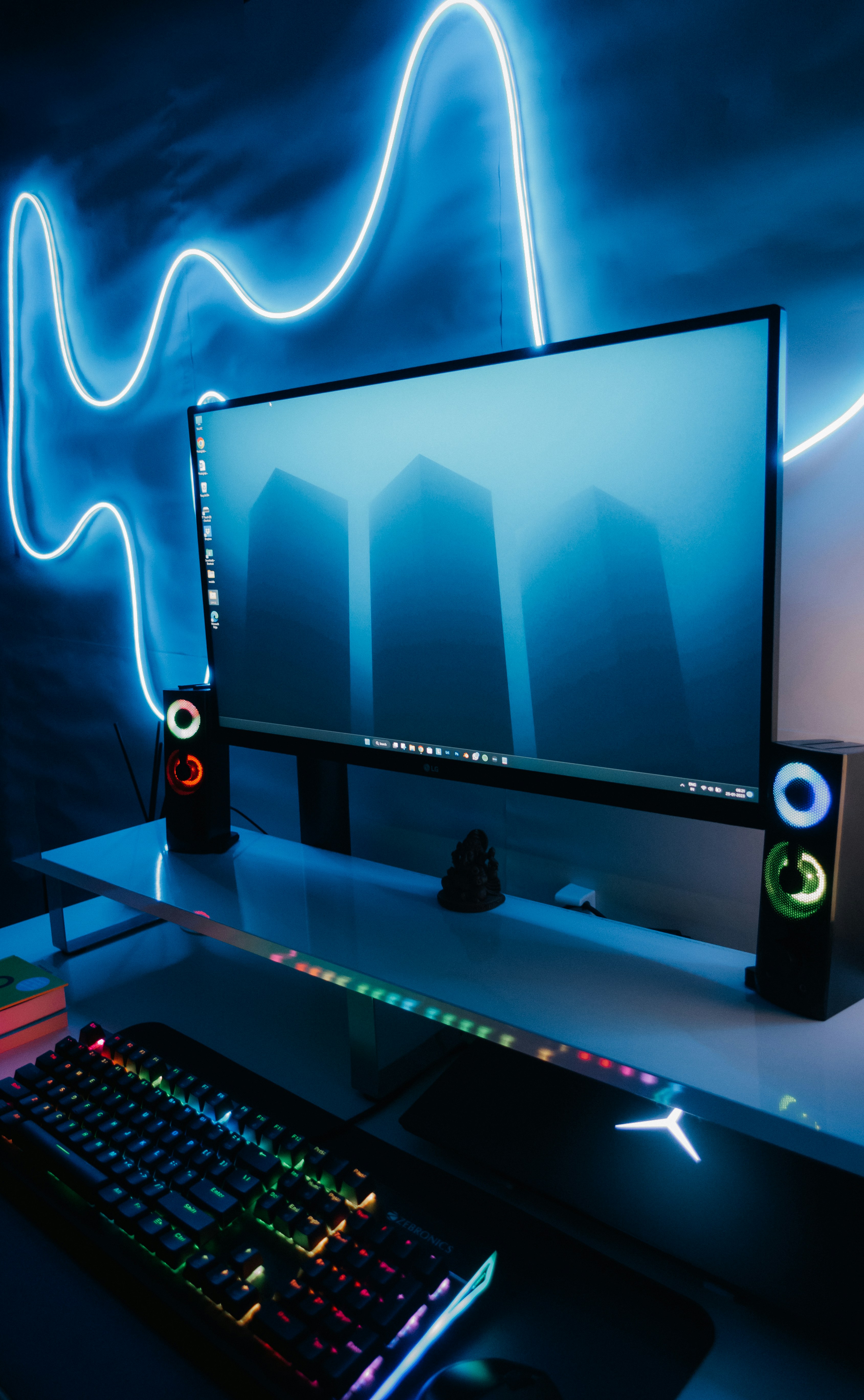 A computer monitor and keyboard on a desk photo – Free Computer Image ...