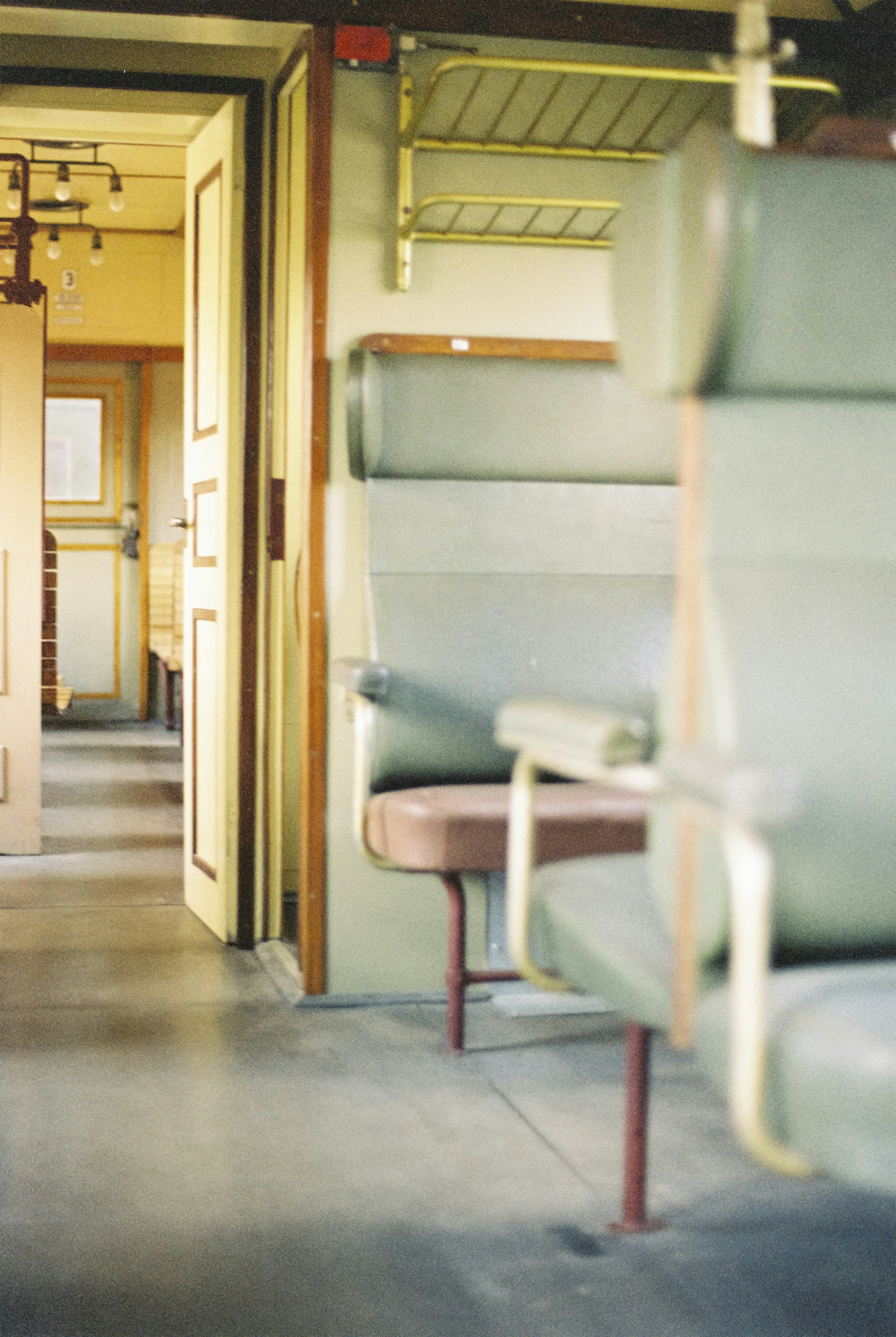A row of chairs sitting next to each other on a train photo – Free Shot ...