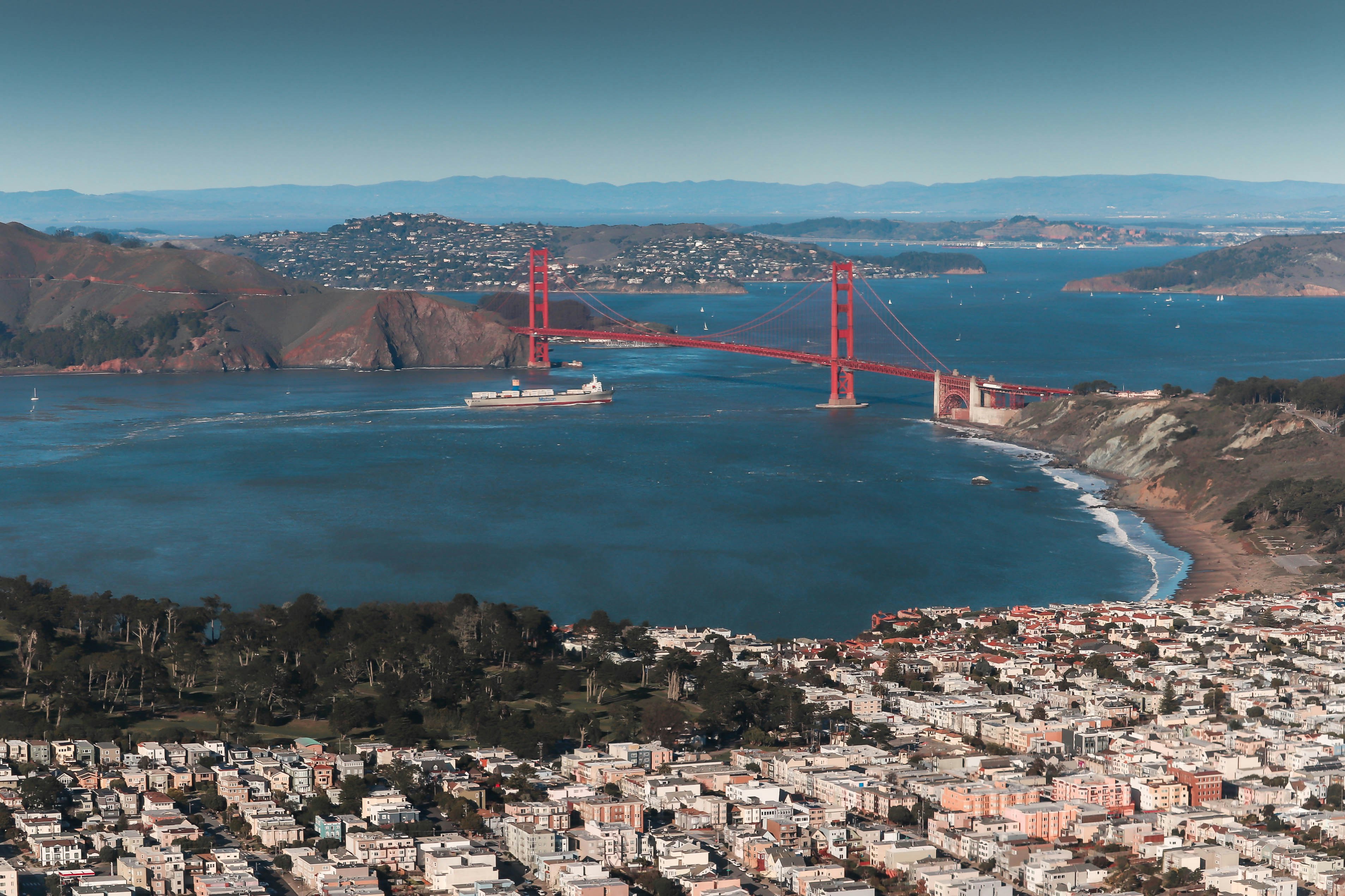 Une vue du Golden Gate Bridge depuis le sommet d’une colline photo ...