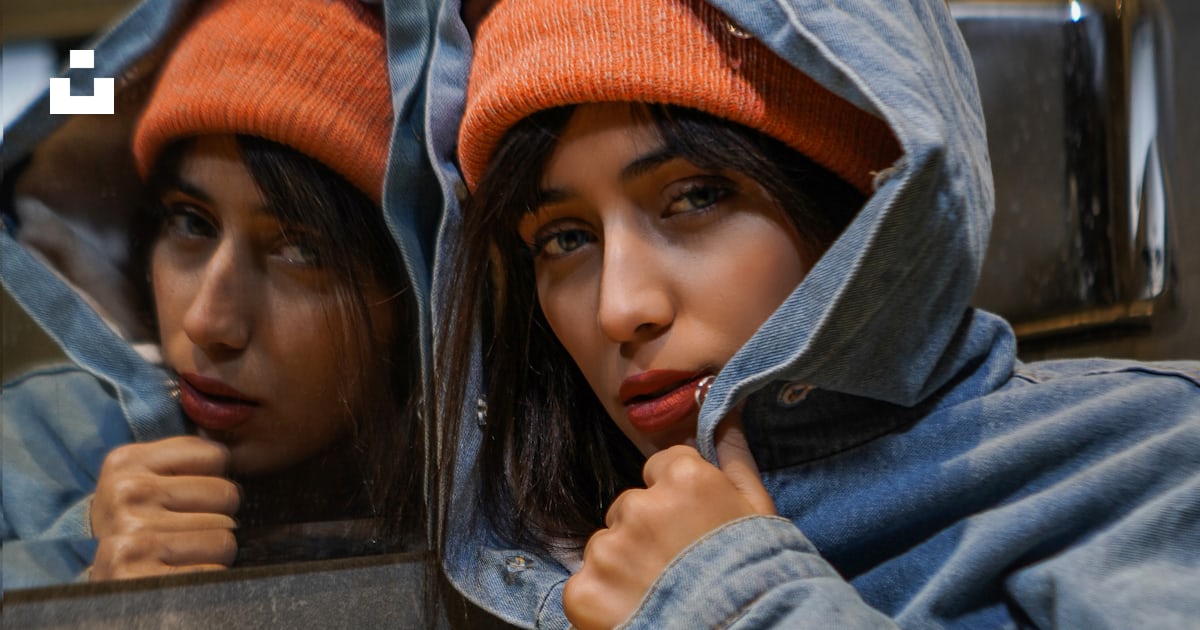 Deux Jeunes Femmes Assises Sur Un Banc Regardant Par Une Fenêtre Photo