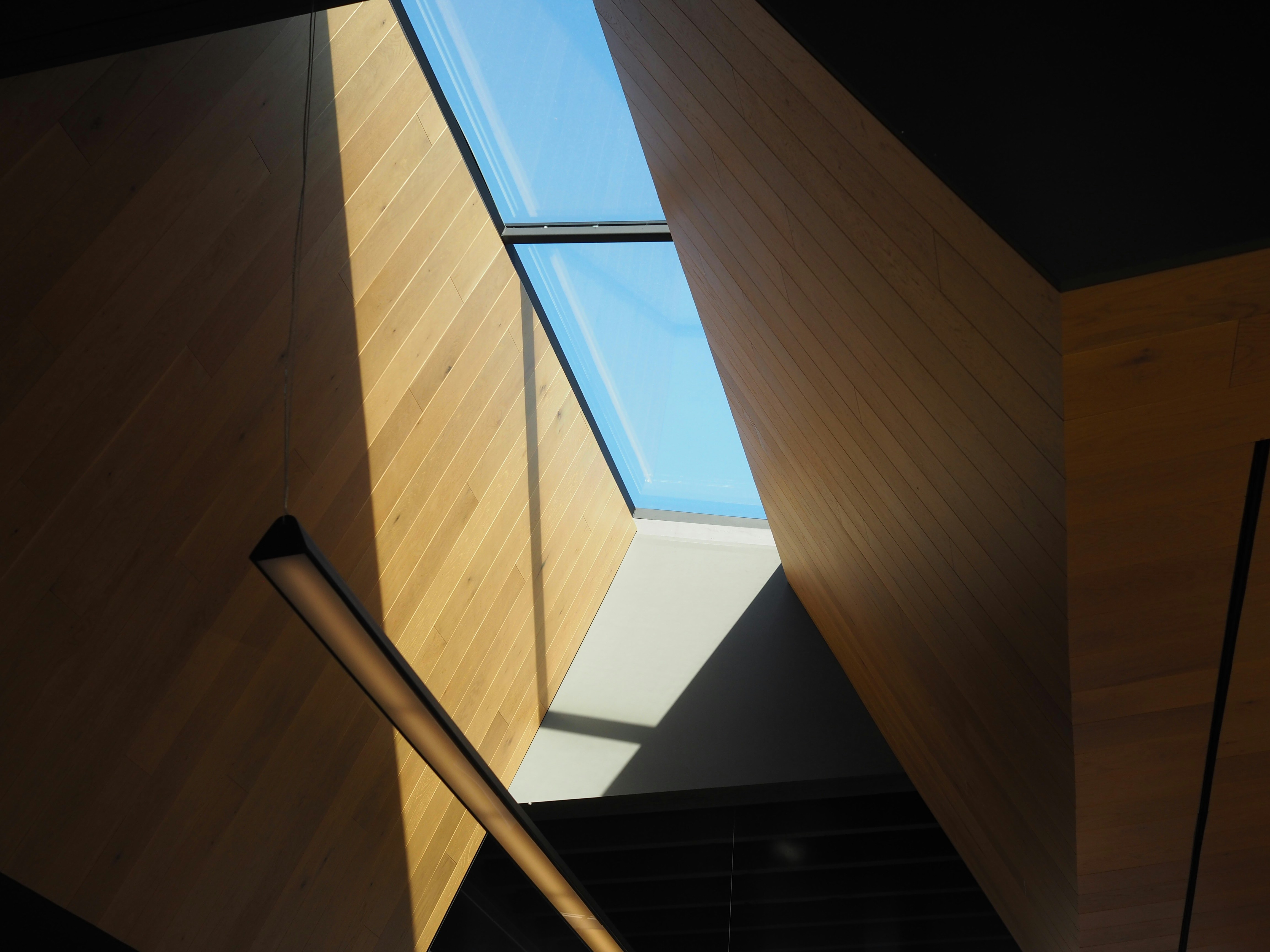 A building with a skylight in the middle of it photo – Free Building ...