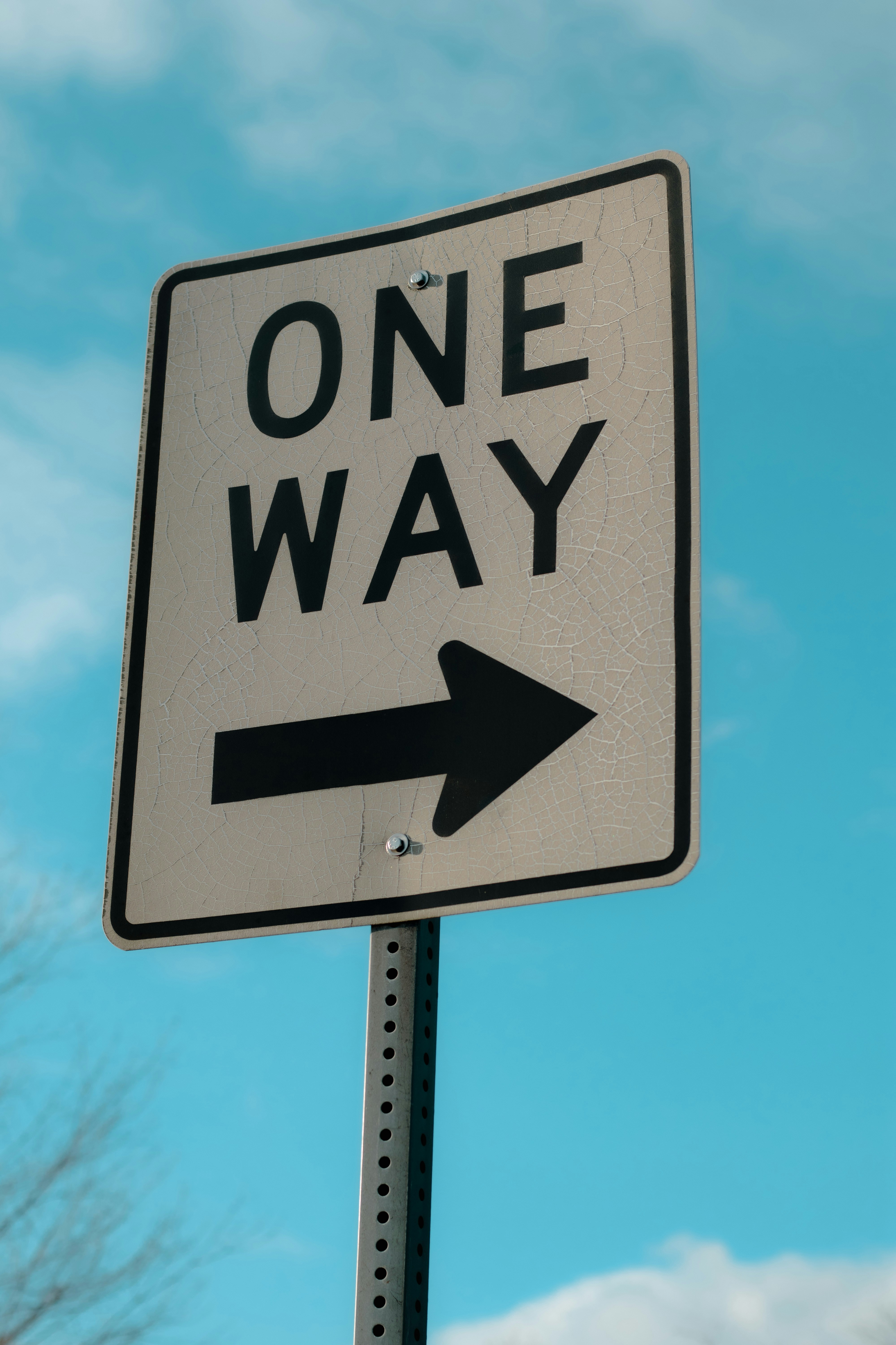 A one way sign with an arrow pointing to the right photo – Free ...