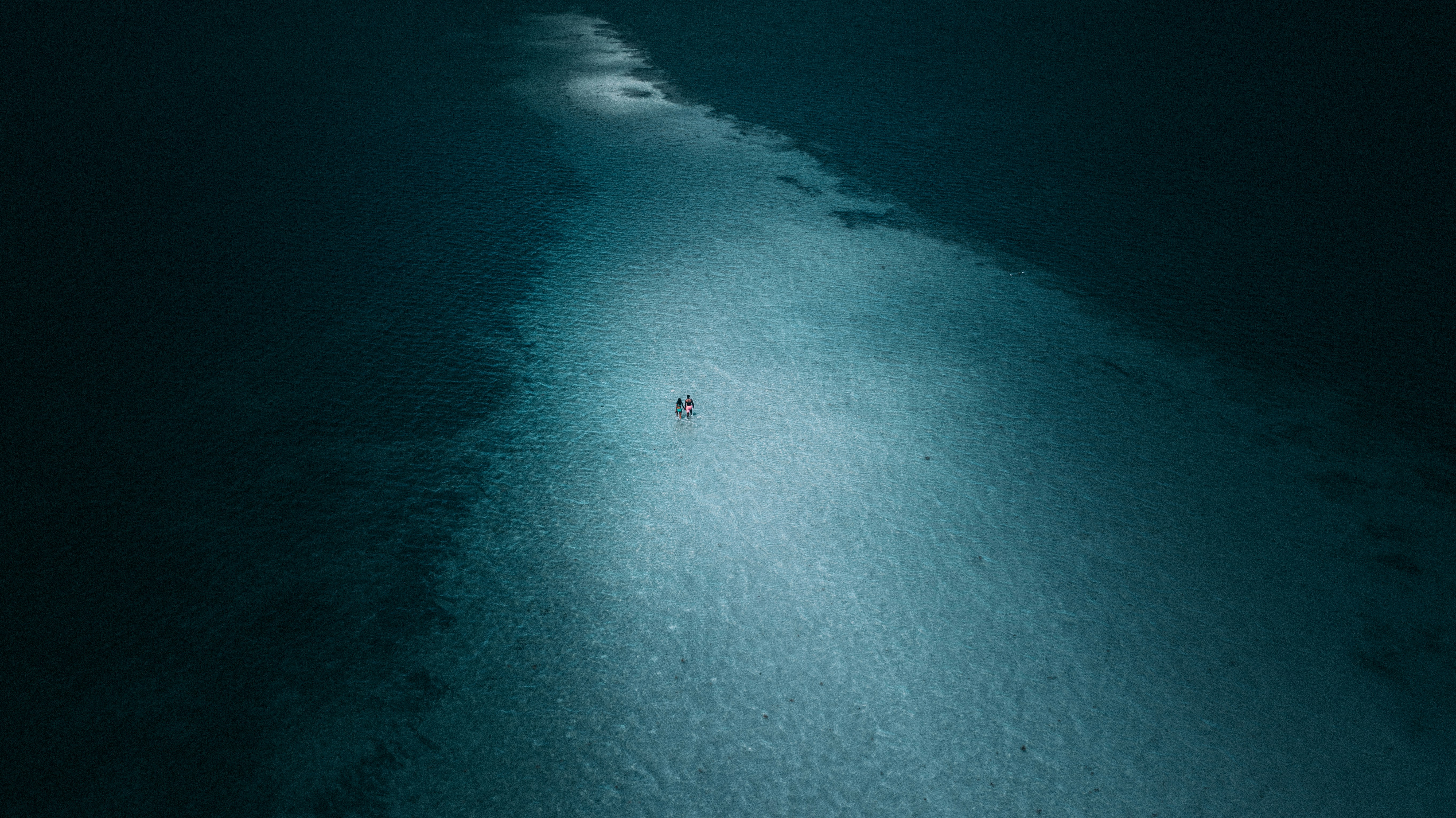 A lone boat floating in the middle of the ocean photo – Free Tropical ...