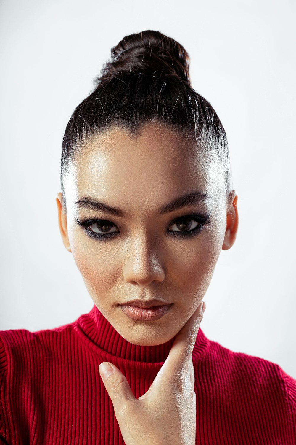 Une femme vêtue d’un pull rouge pose pour une photo photo – Photo ... Une femme vêtue d’un pull rouge pose pour une photo photo – Photo ...