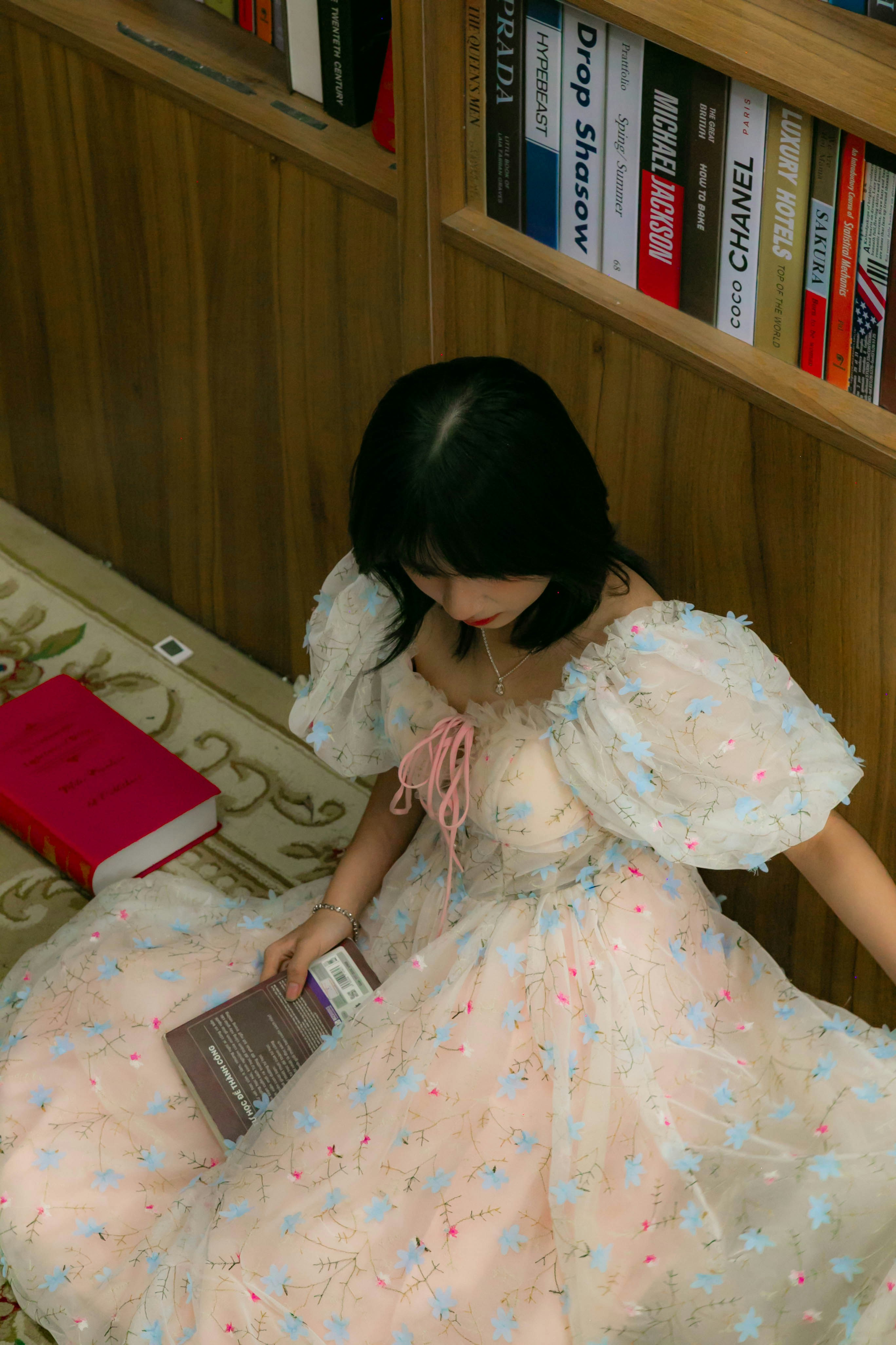 A woman in a dress reading a book photo – Free Dress Image on Unsplash