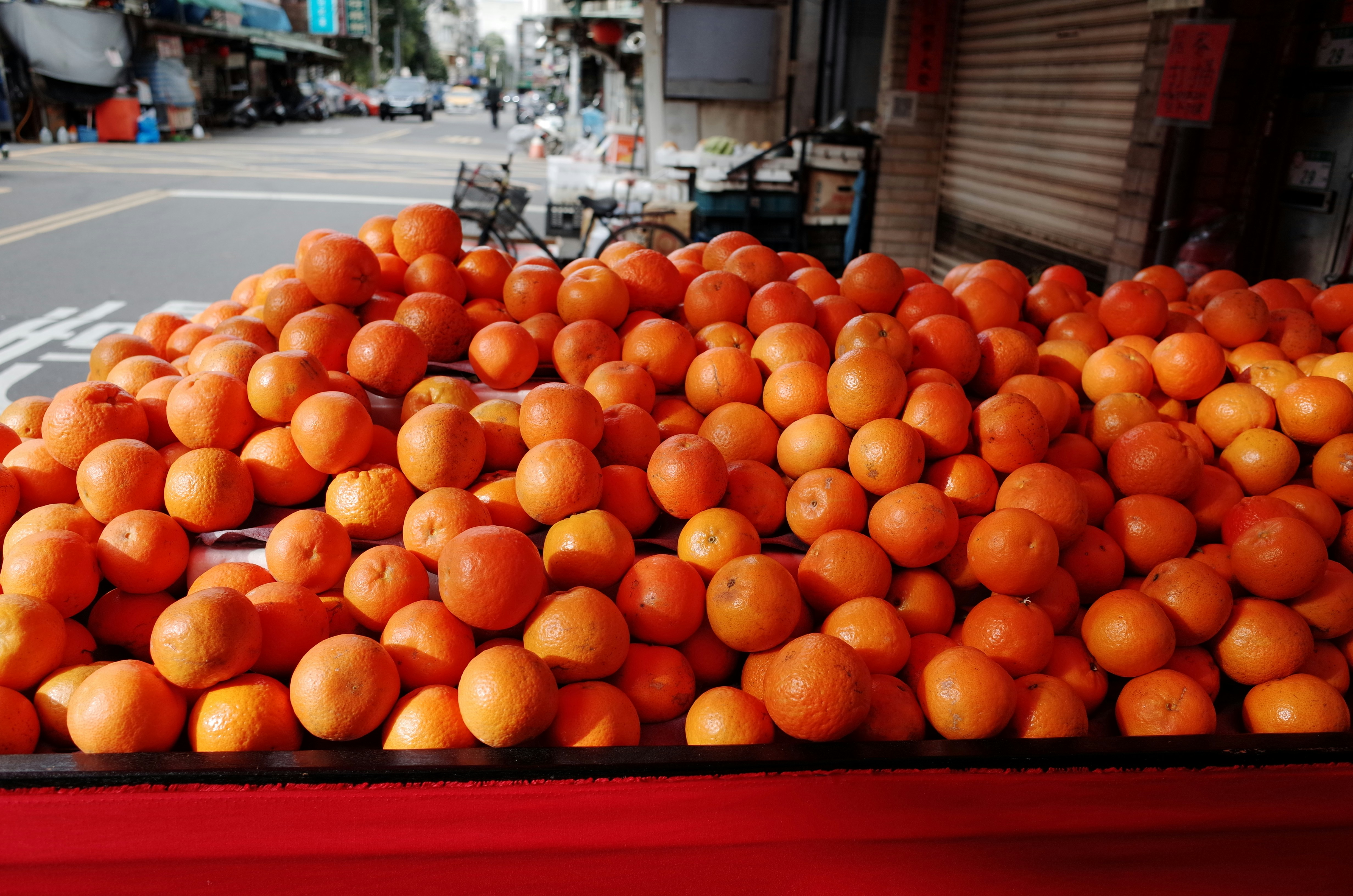 Un tas d’oranges assis sur une table rouge photo – Photo gratuite sur ...