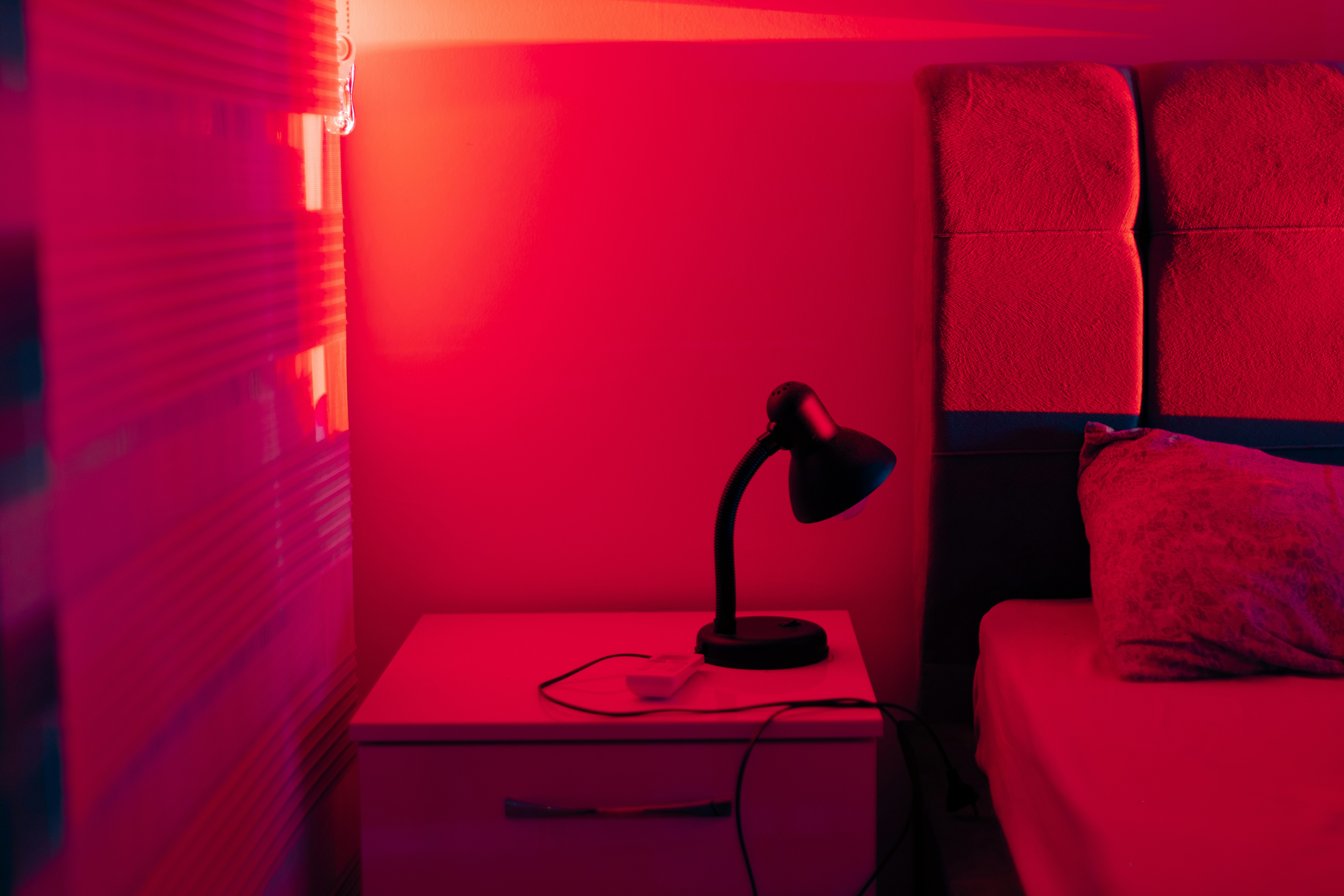 Foto zum Thema Ein rotes Licht leuchtet auf ein Bett – Kostenloses Bild ...