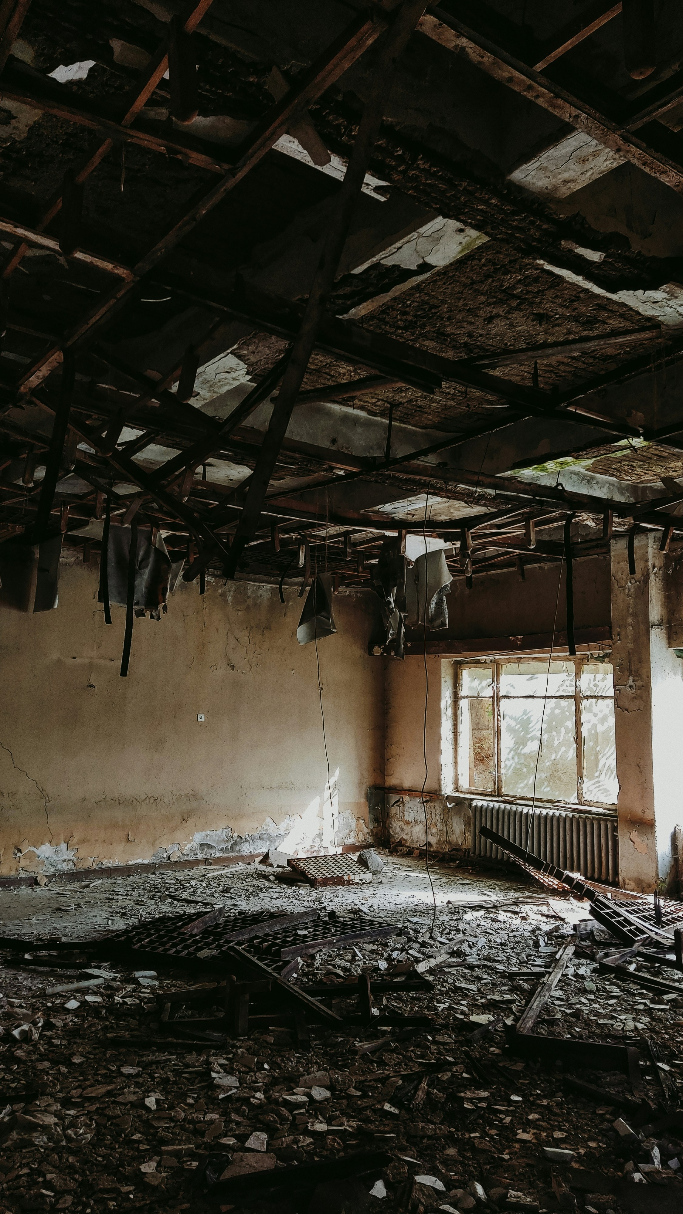 Un bâtiment délabré avec beaucoup de débris sur le sol photo – Image ...