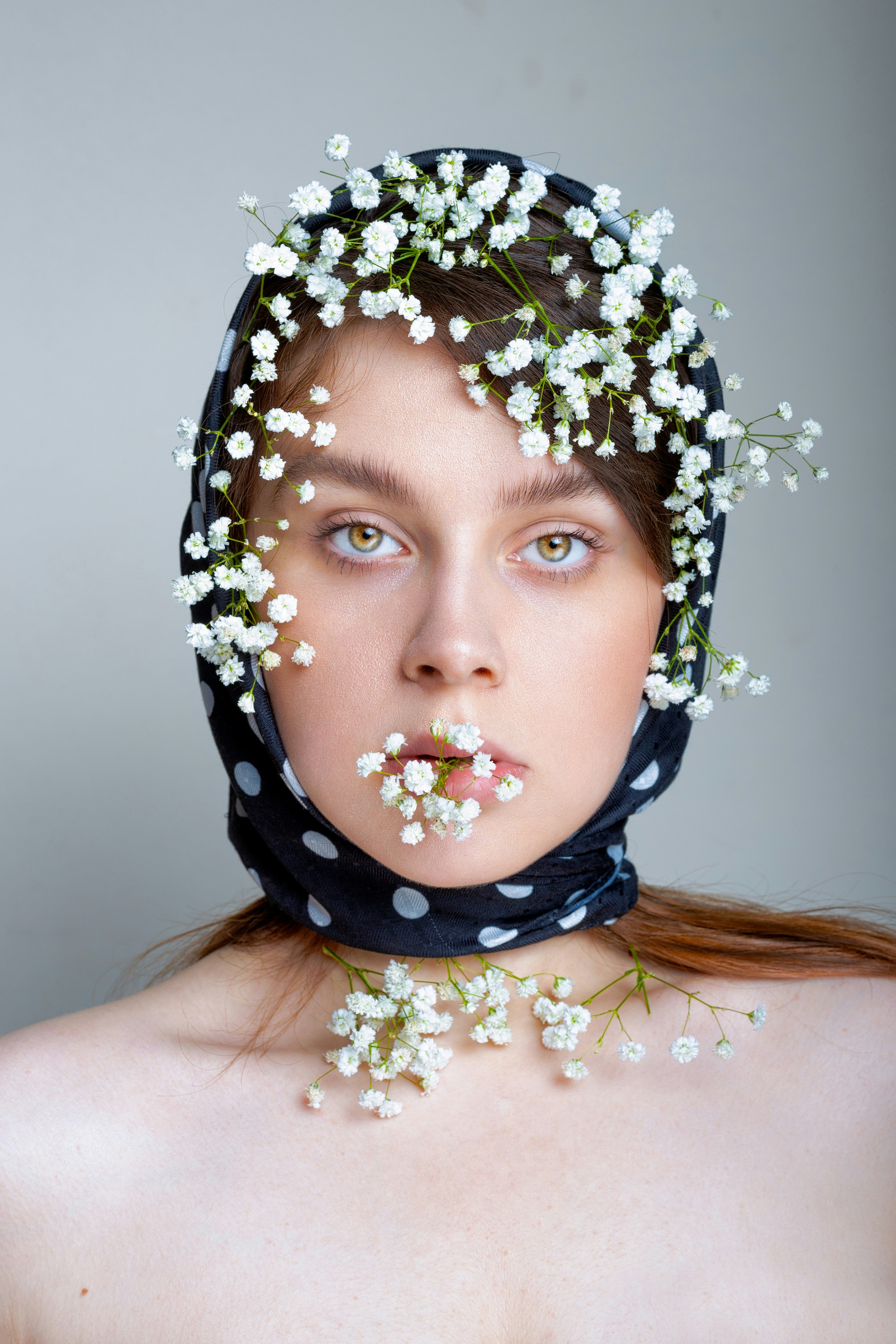 Una mujer con flores en la cabeza y una bufanda alrededor del cuello foto – Imagen de Retrato ...