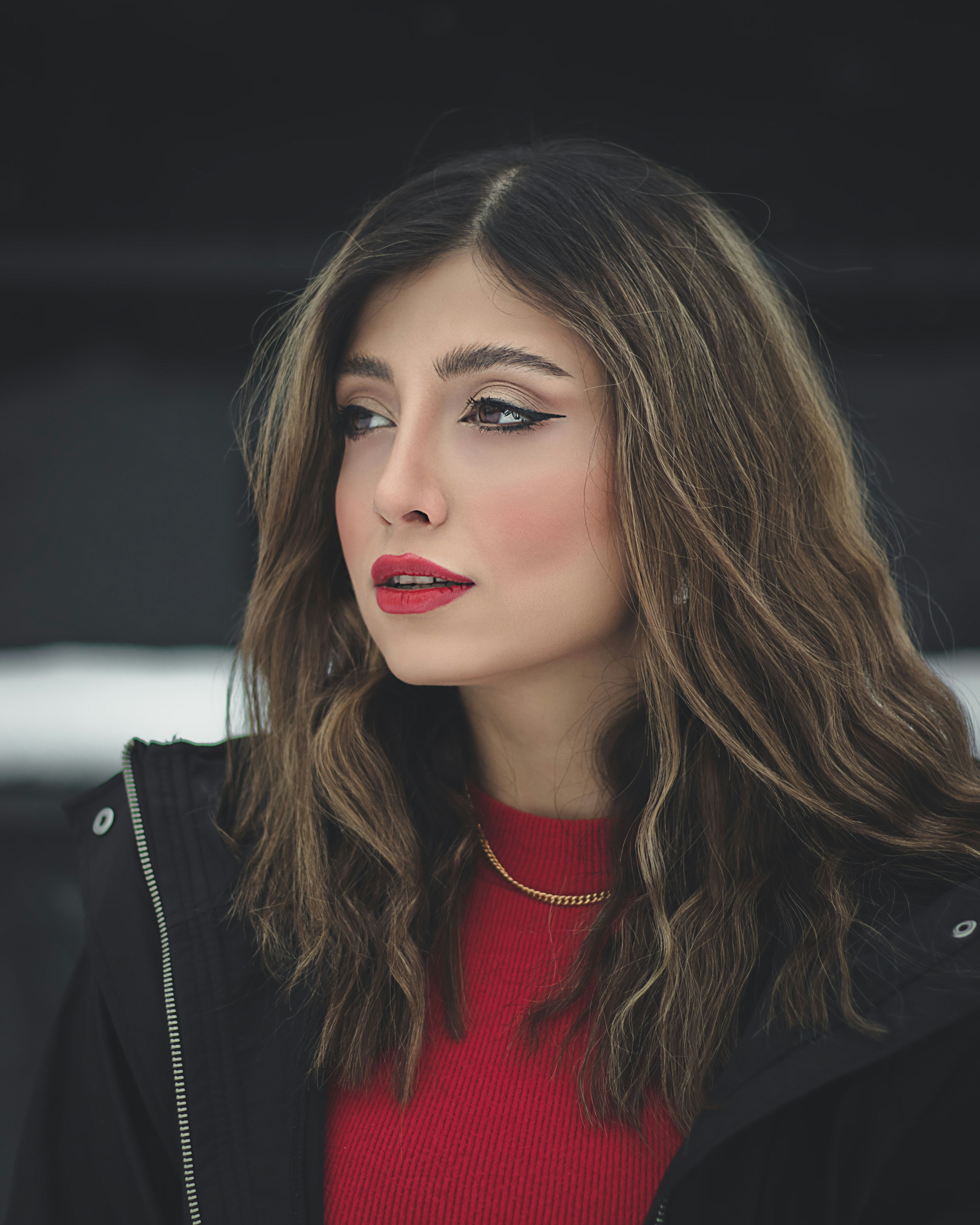 Foto Una mujer con cabello largo con un suéter rojo – Imagen Cabeza ...
