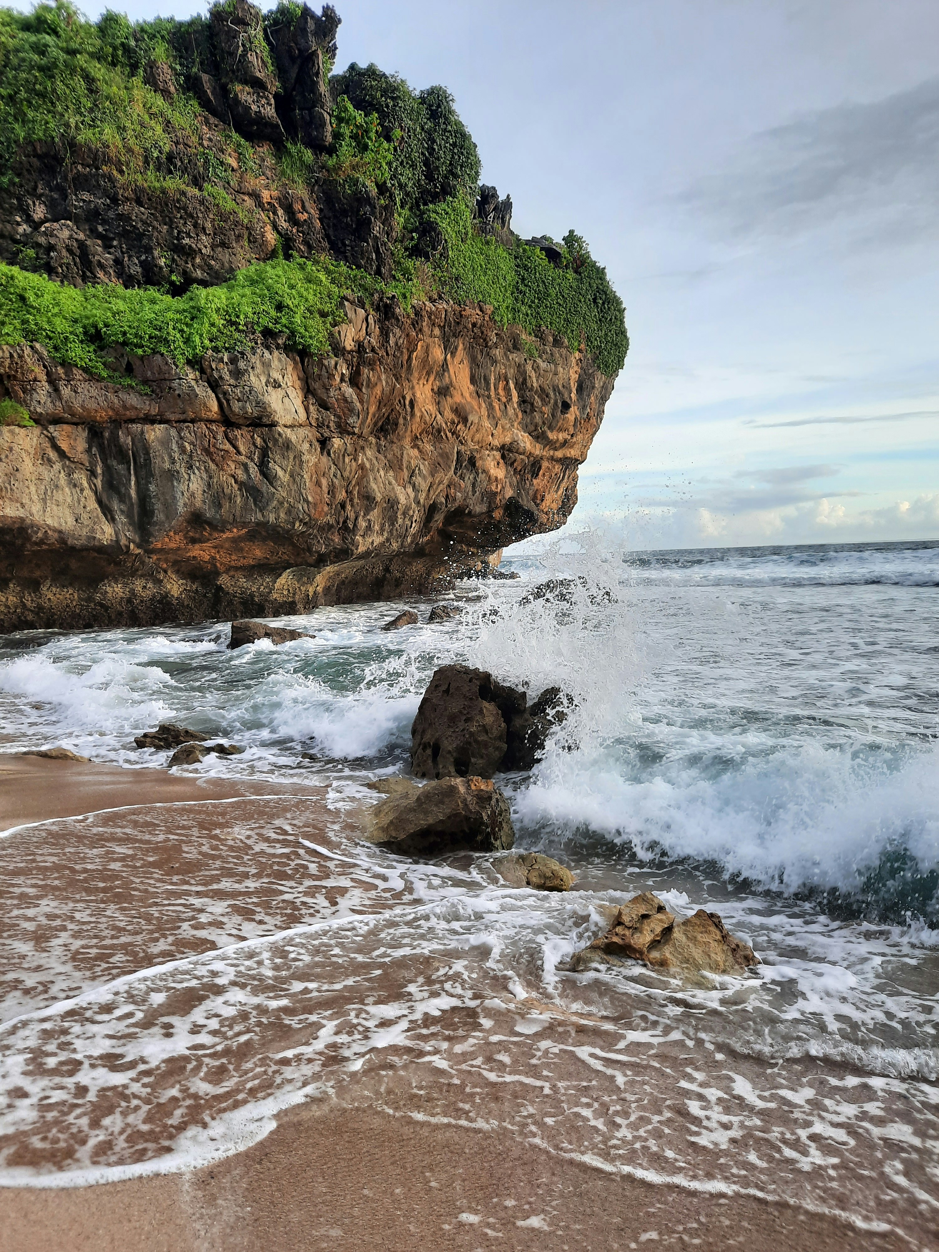Foto zum Thema Ein Strand mit Wellen, die ans Ufer kommen – Kostenloses ...