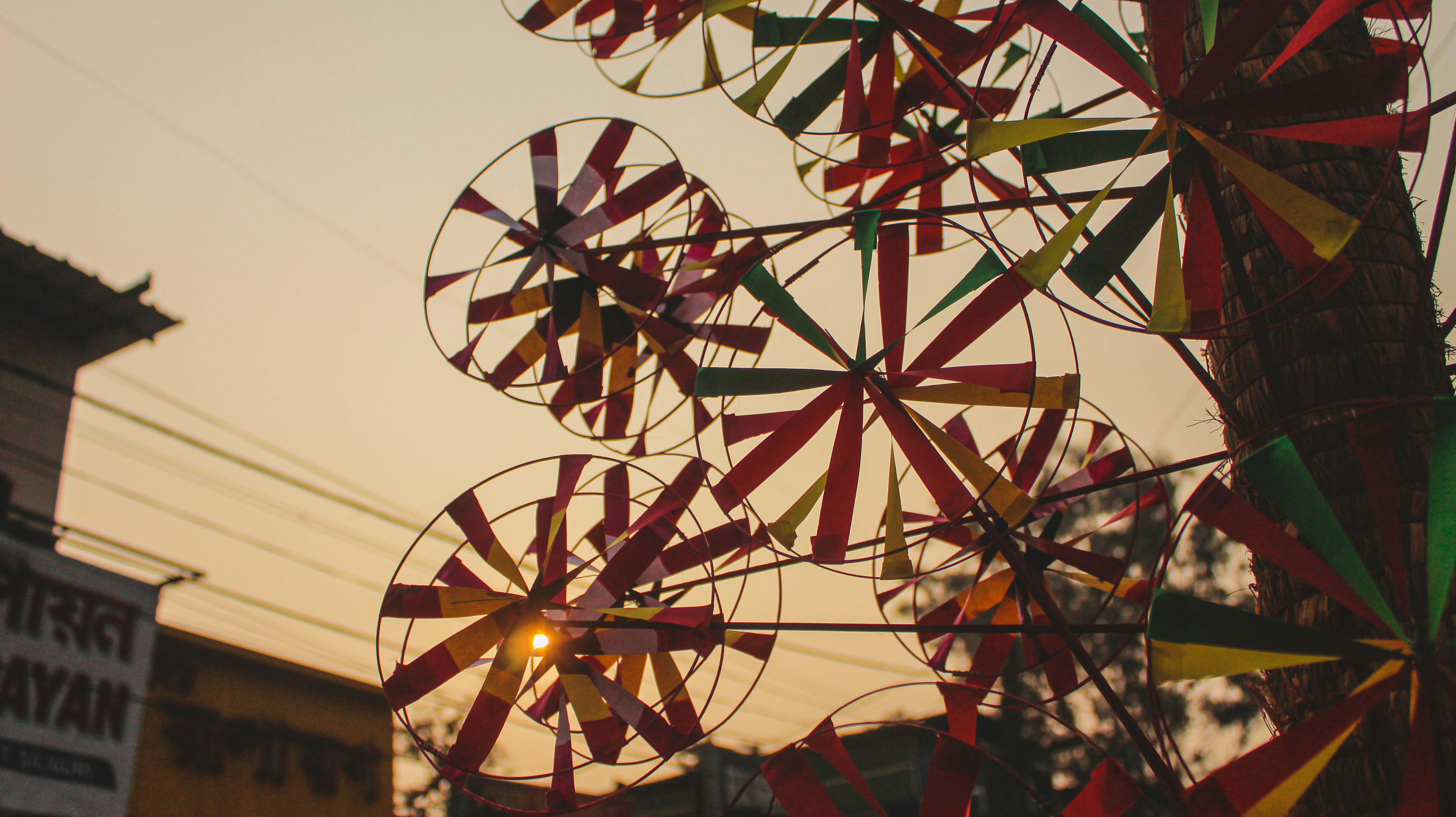 Un hilandero de viento colgando del costado de un árbol foto – Imagen ...