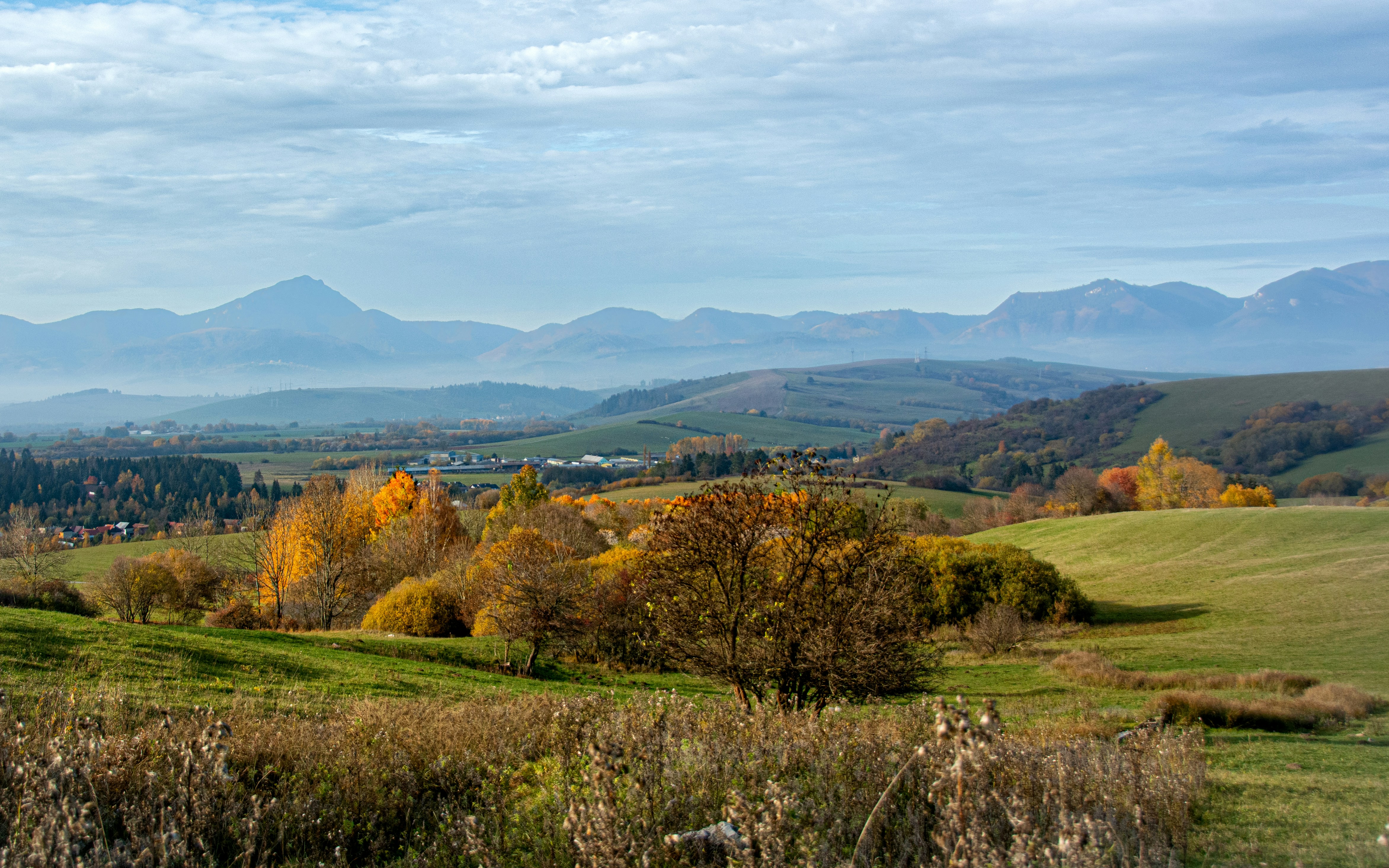 A scenic view of a valley with mountains in the background photo – Free ...