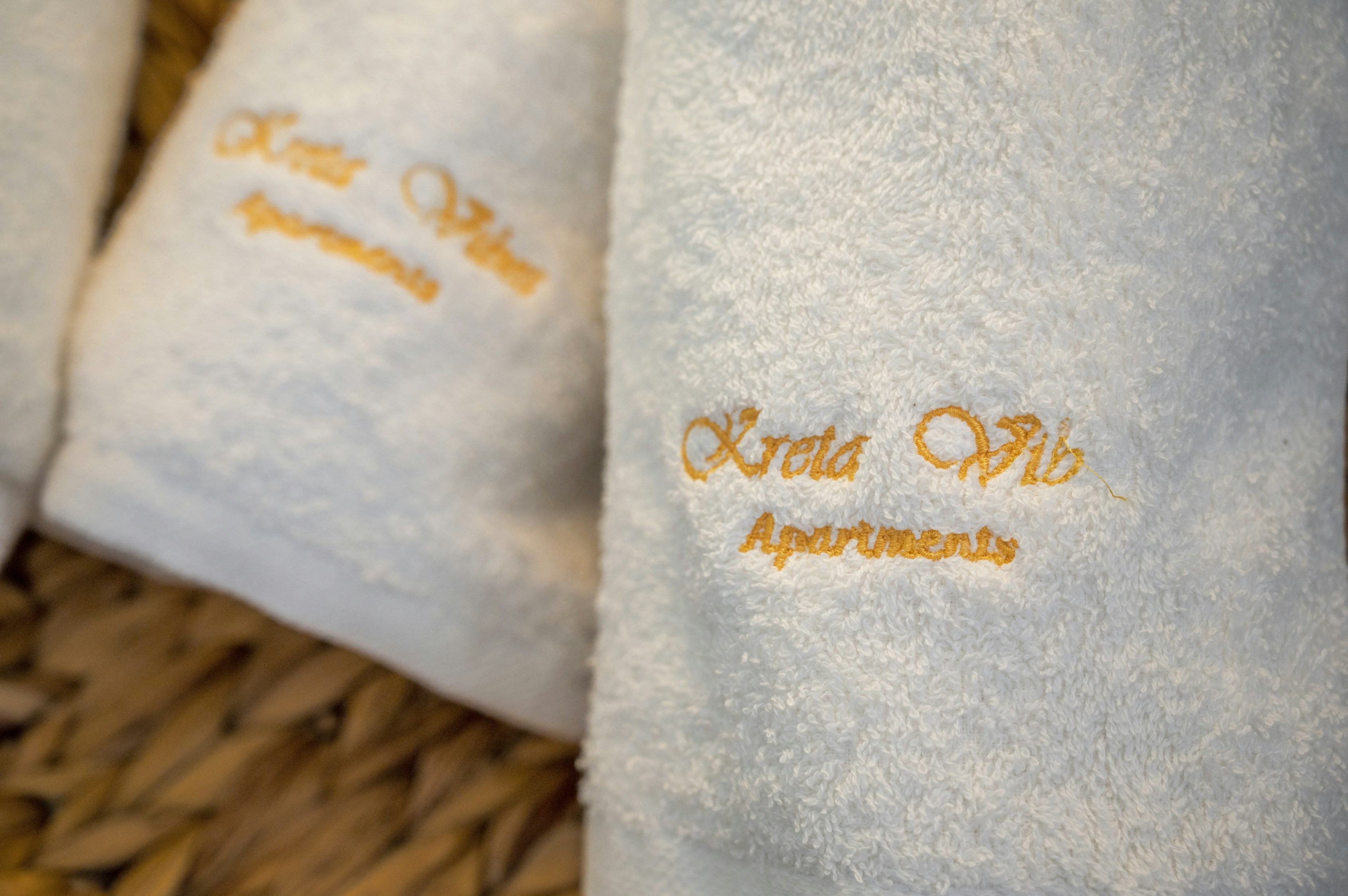 Embroidered Luxury: Coral Script on Plush Towels
