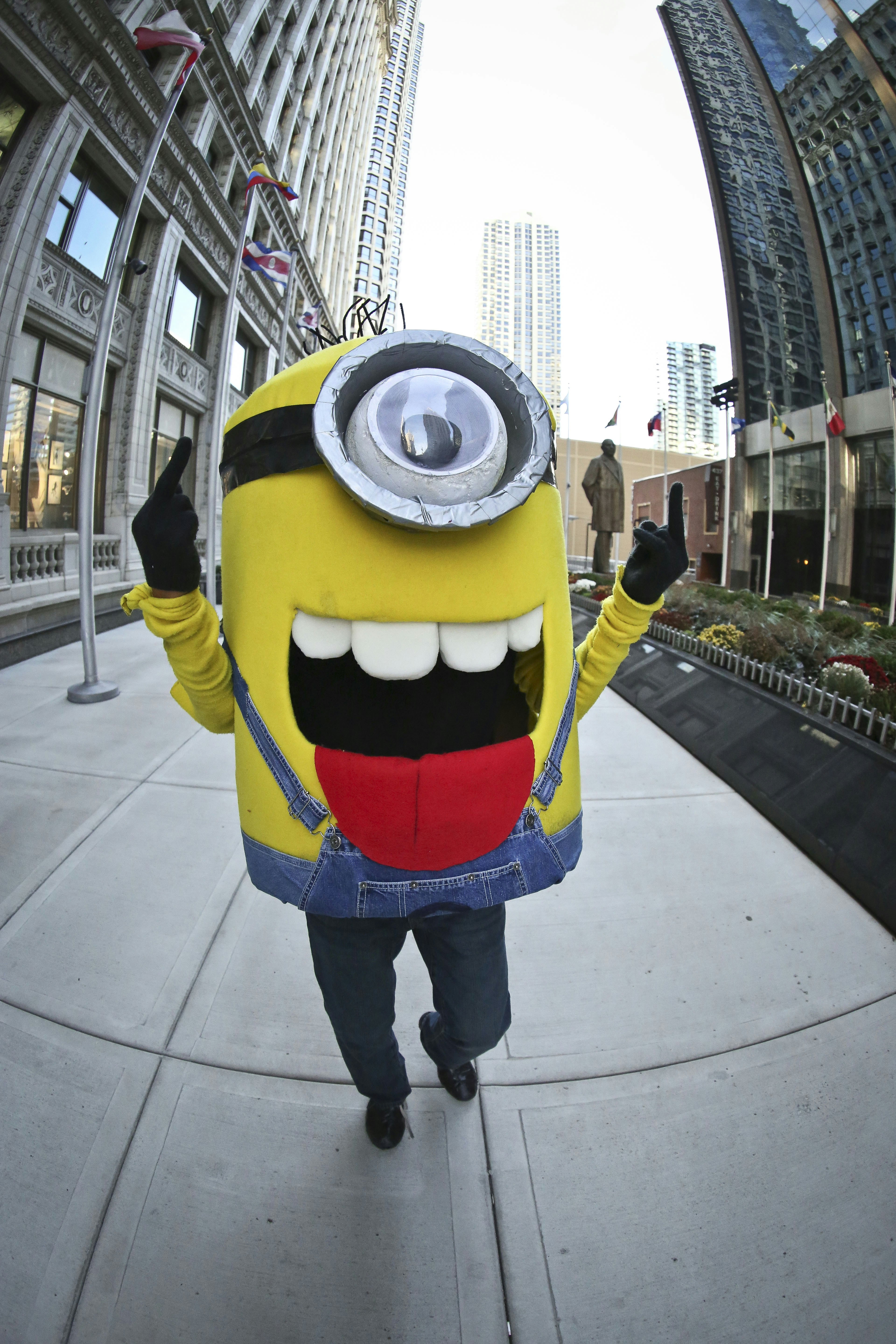 Un homme costumé marchant sur un trottoir photo – Photo Sous-fifre ...