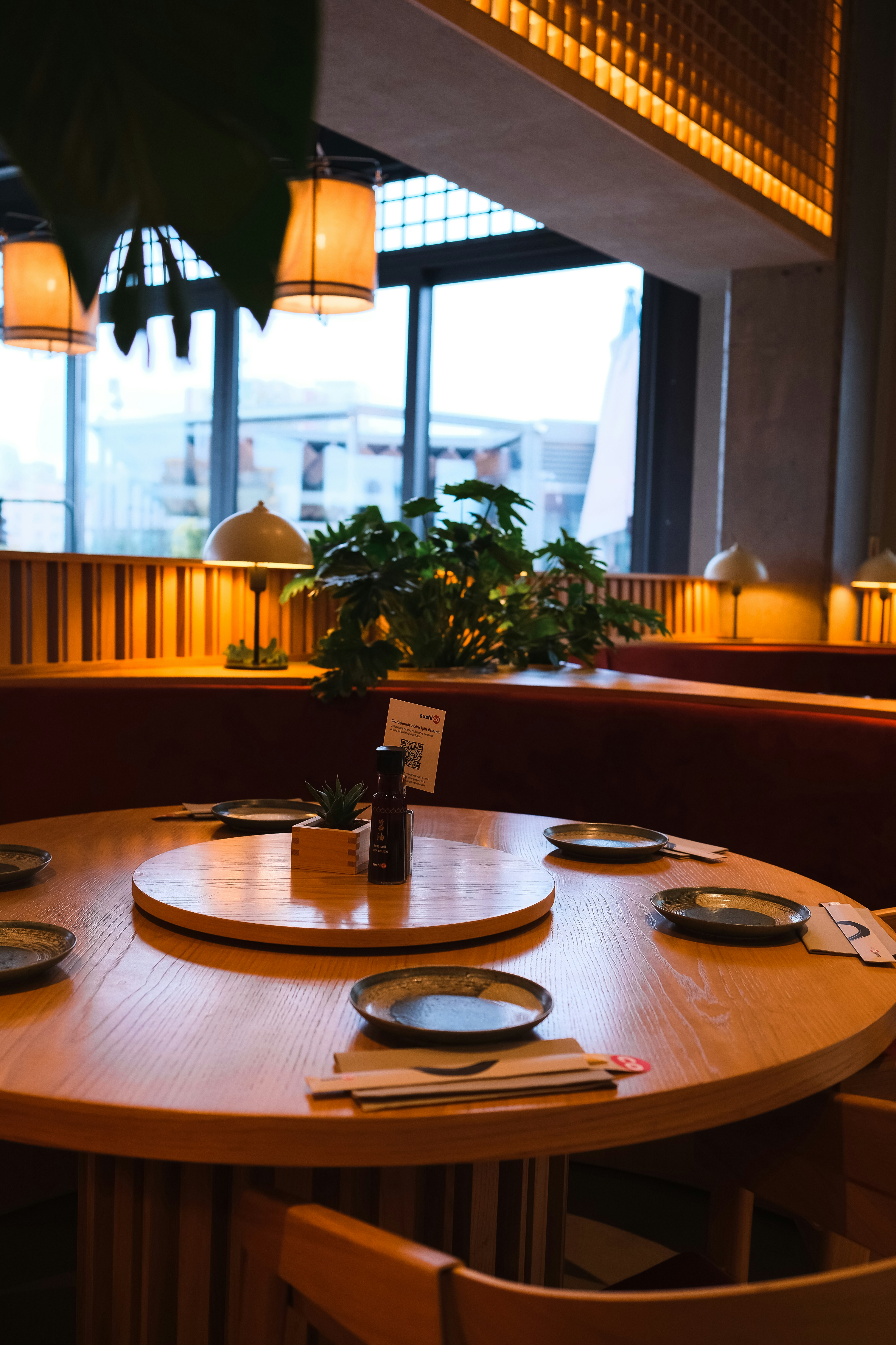 Sunlit Round Table Dinner Under Warm Booth Lights