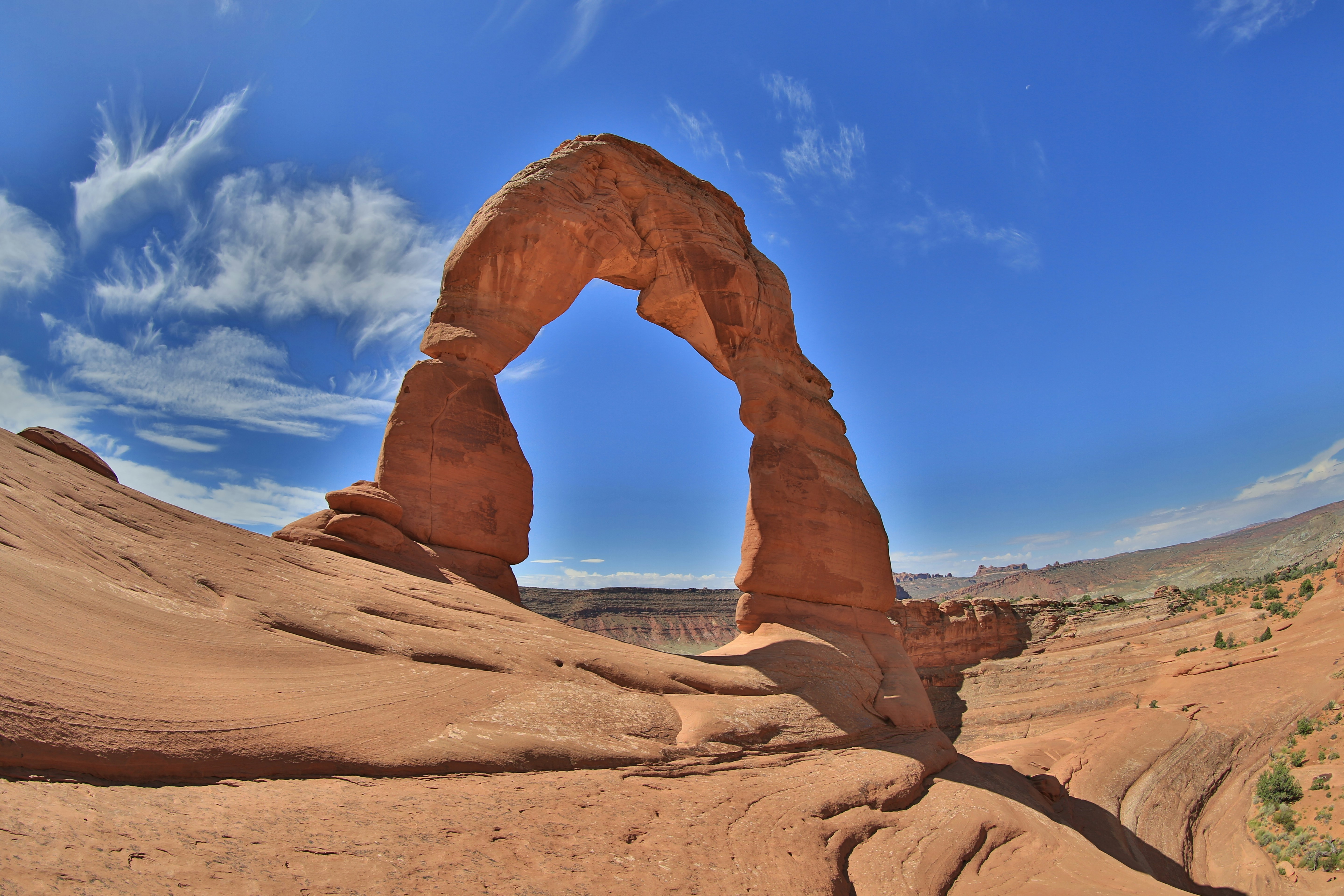 Une grande formation rocheuse au milieu d’un désert photo – Photo ...