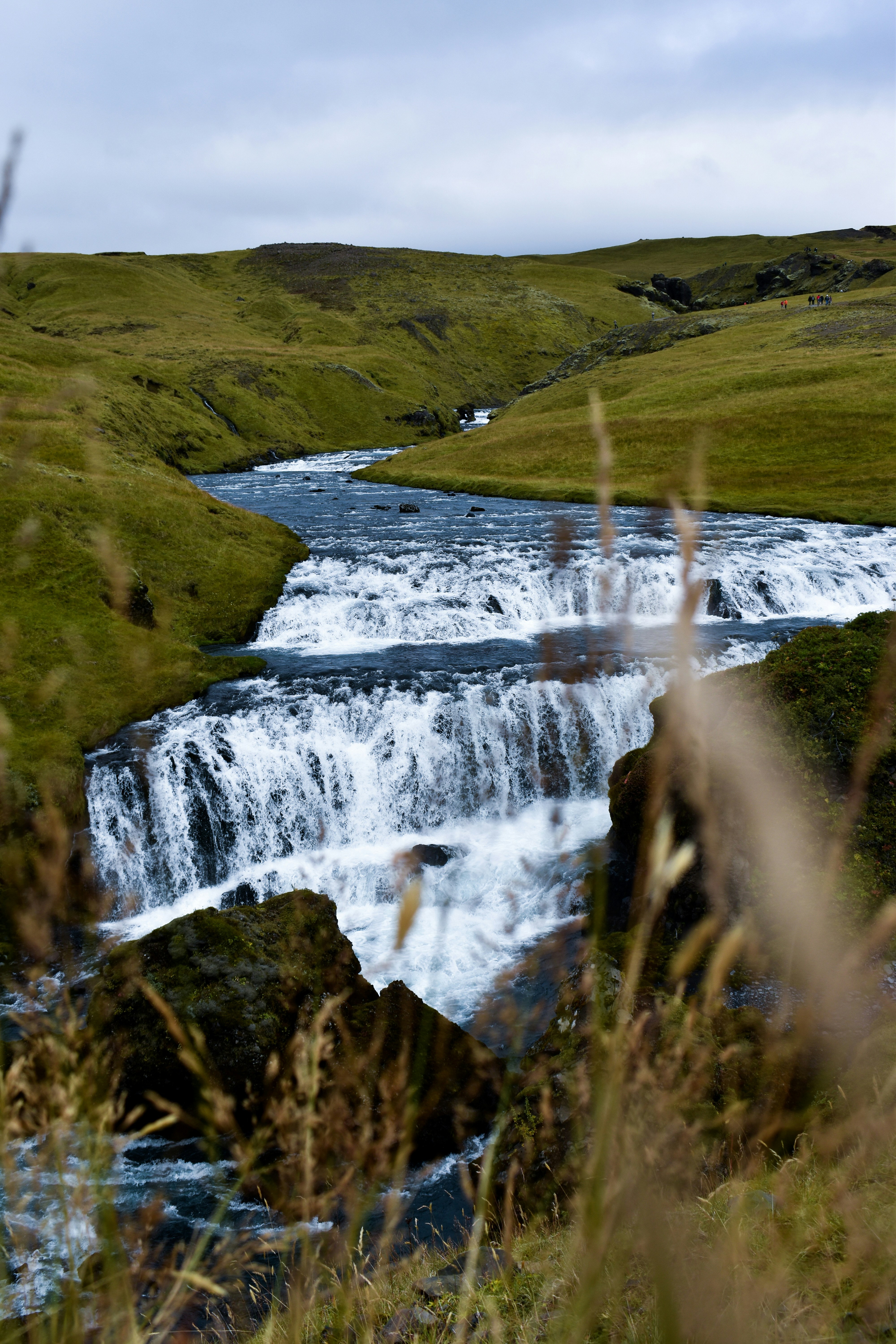 Une rivière qui traverse une colline verdoyante photo – Photo Islande ...