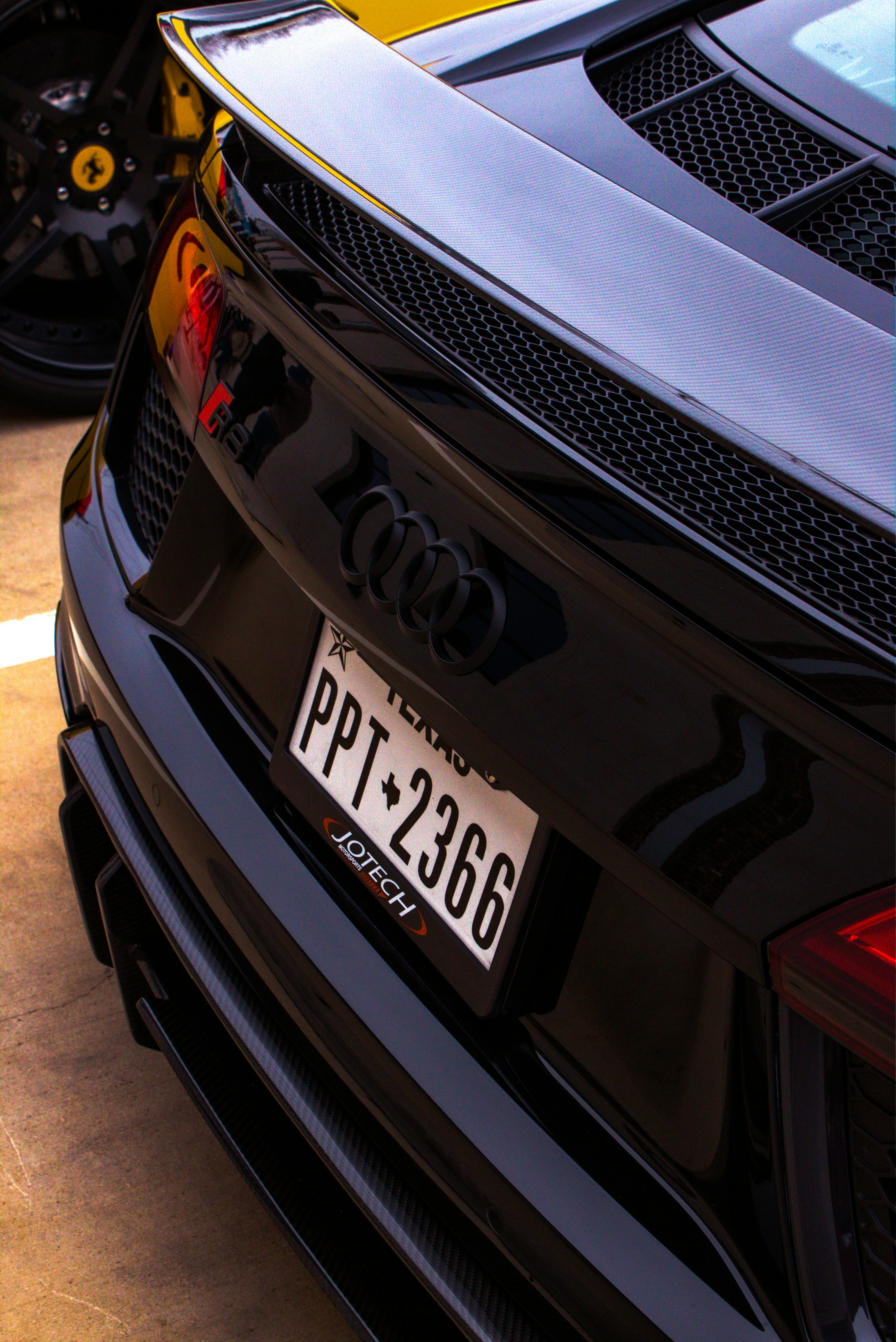 Foto Un primer plano de la parte trasera de un coche negro – Imagen ...