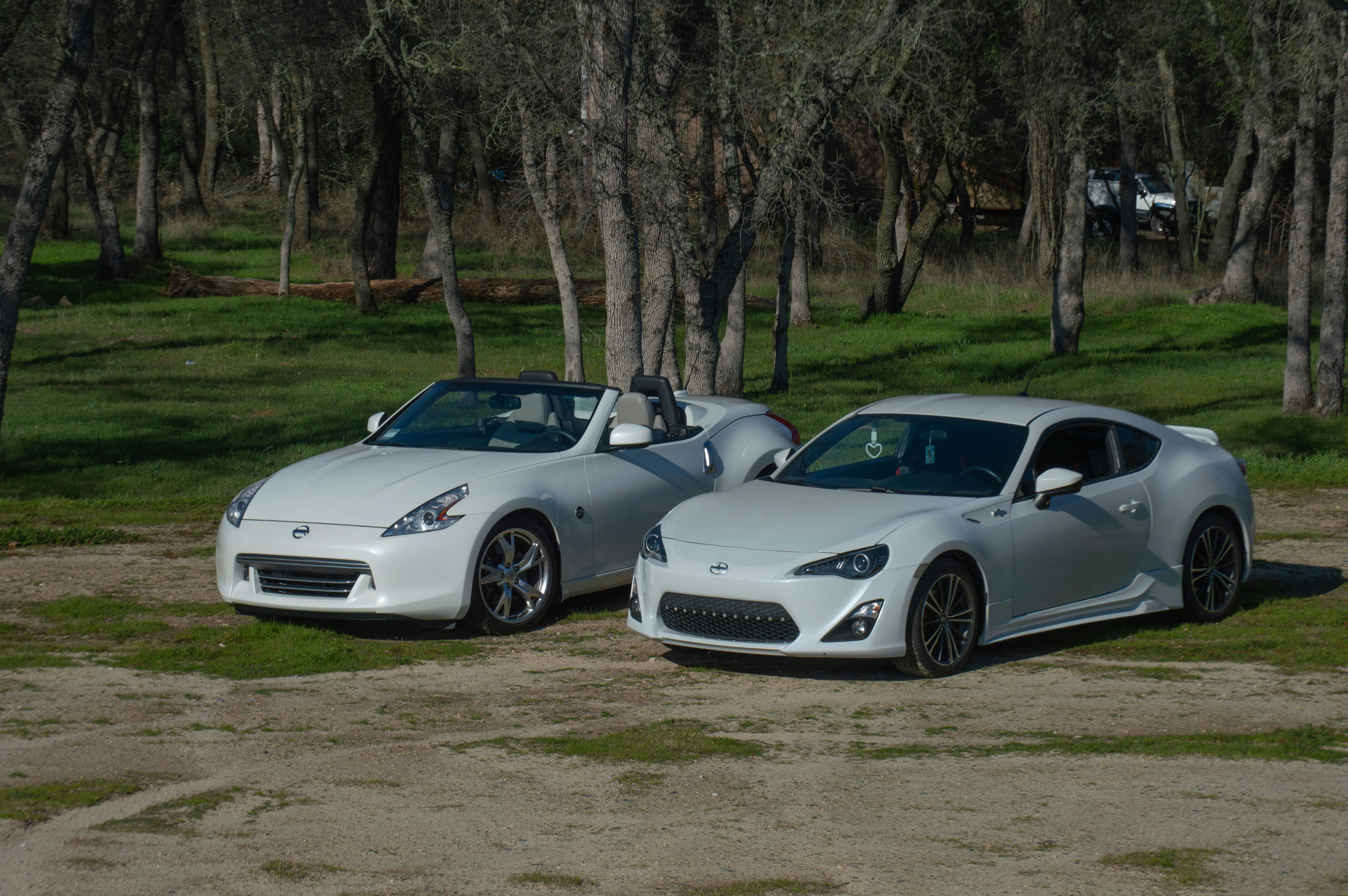 Foto Dos autos deportivos blancos estacionados uno al lado del otro ...