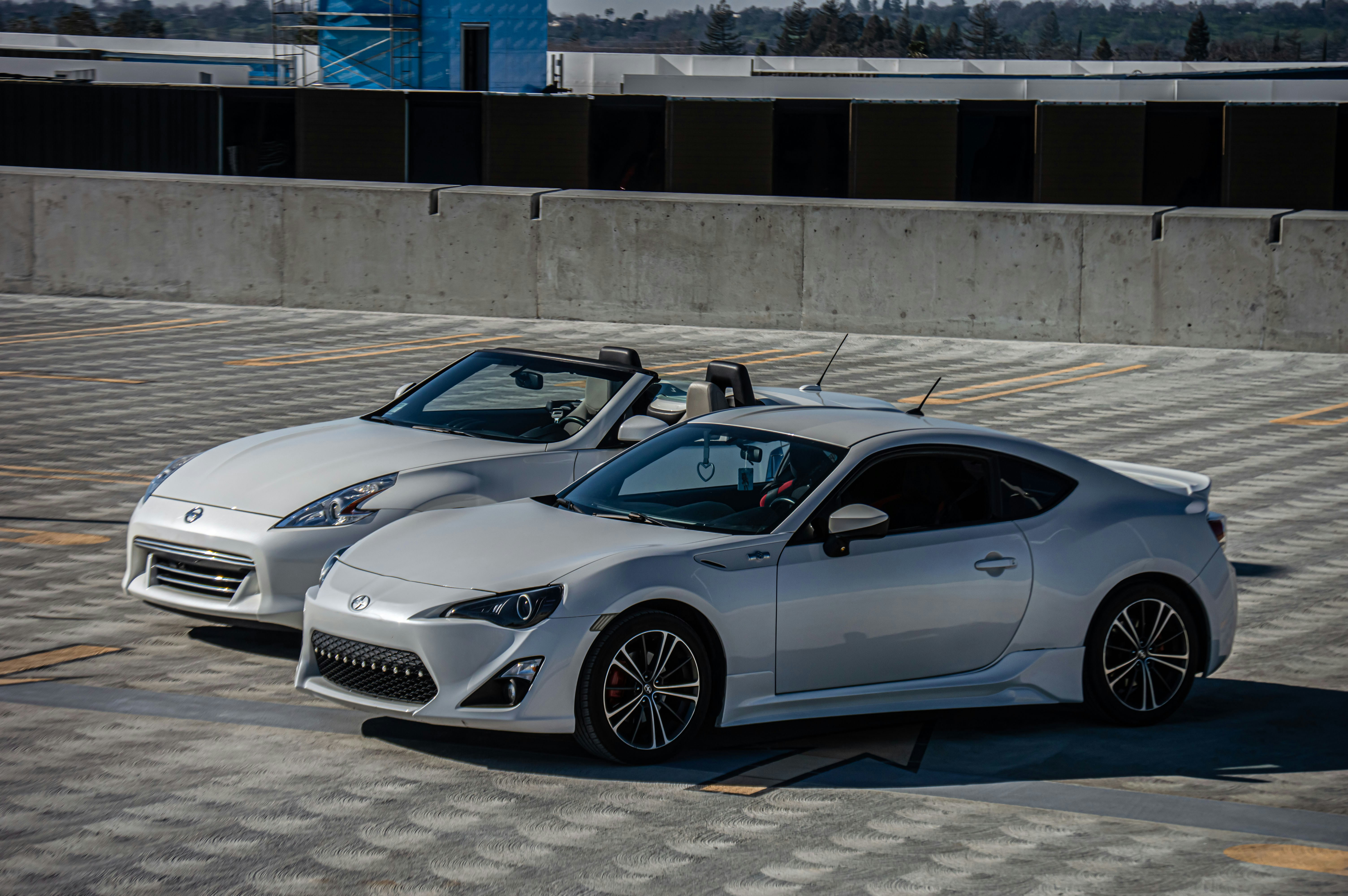 Dos autos deportivos estacionados uno al lado del otro en un ...