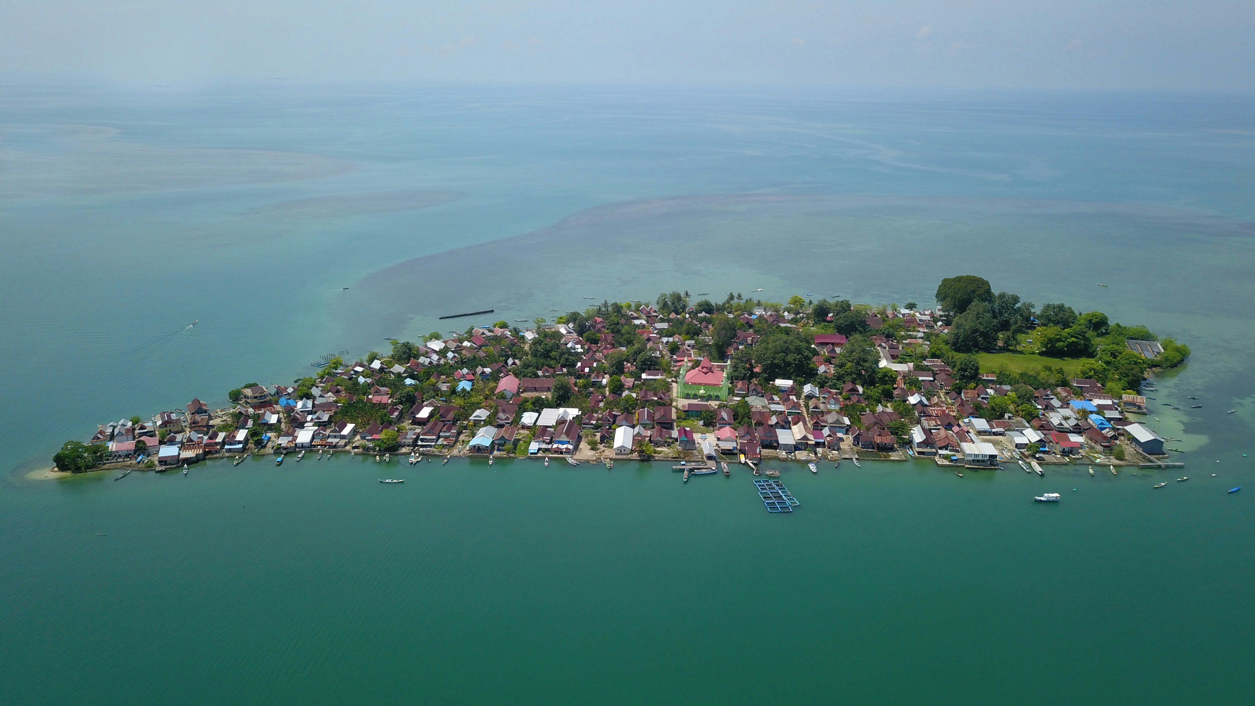 An aerial view of a small island in the middle of the ocean photo ...