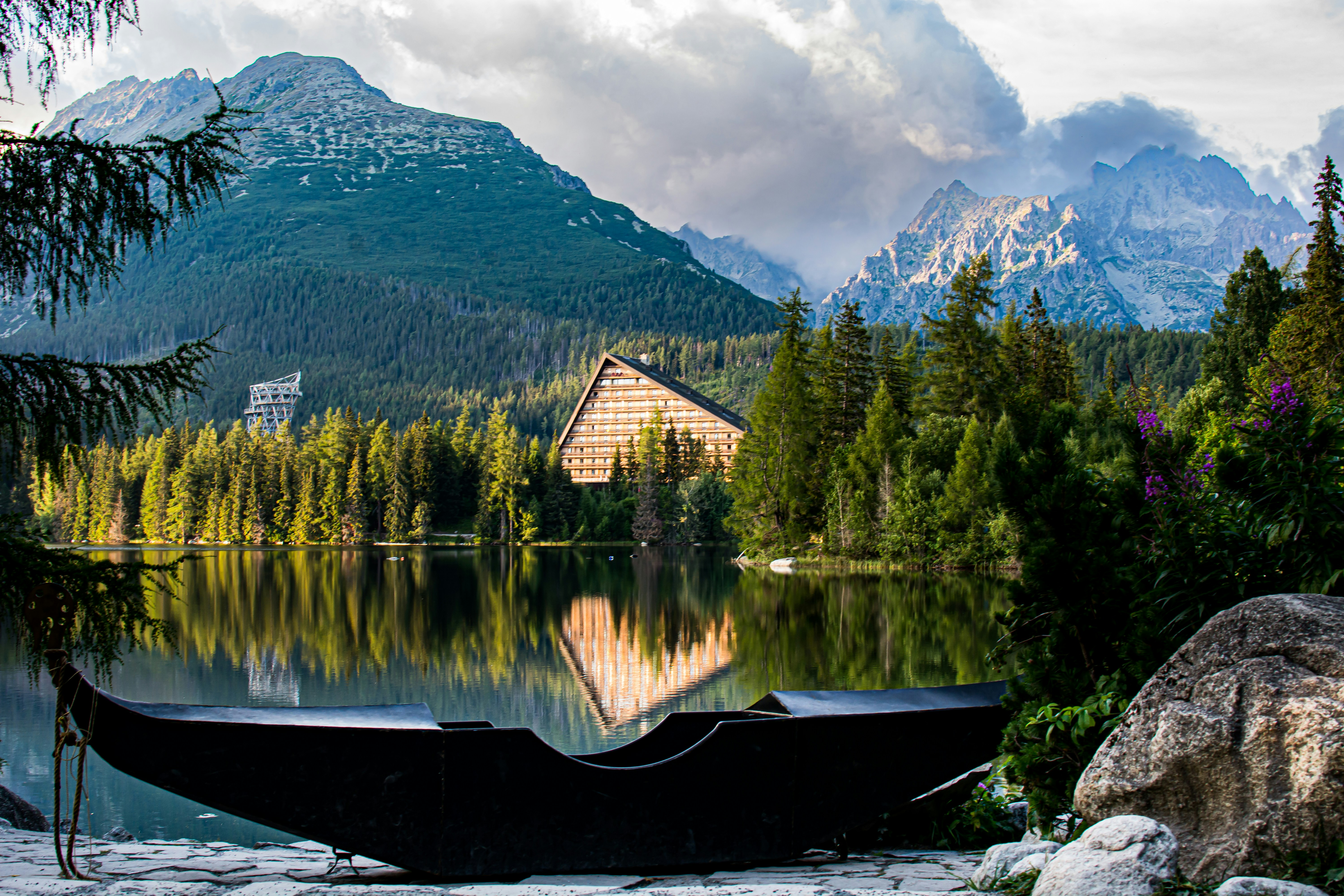 Un bateau assis sur la rive d’un lac photo – Photo La nature Gratuite ...
