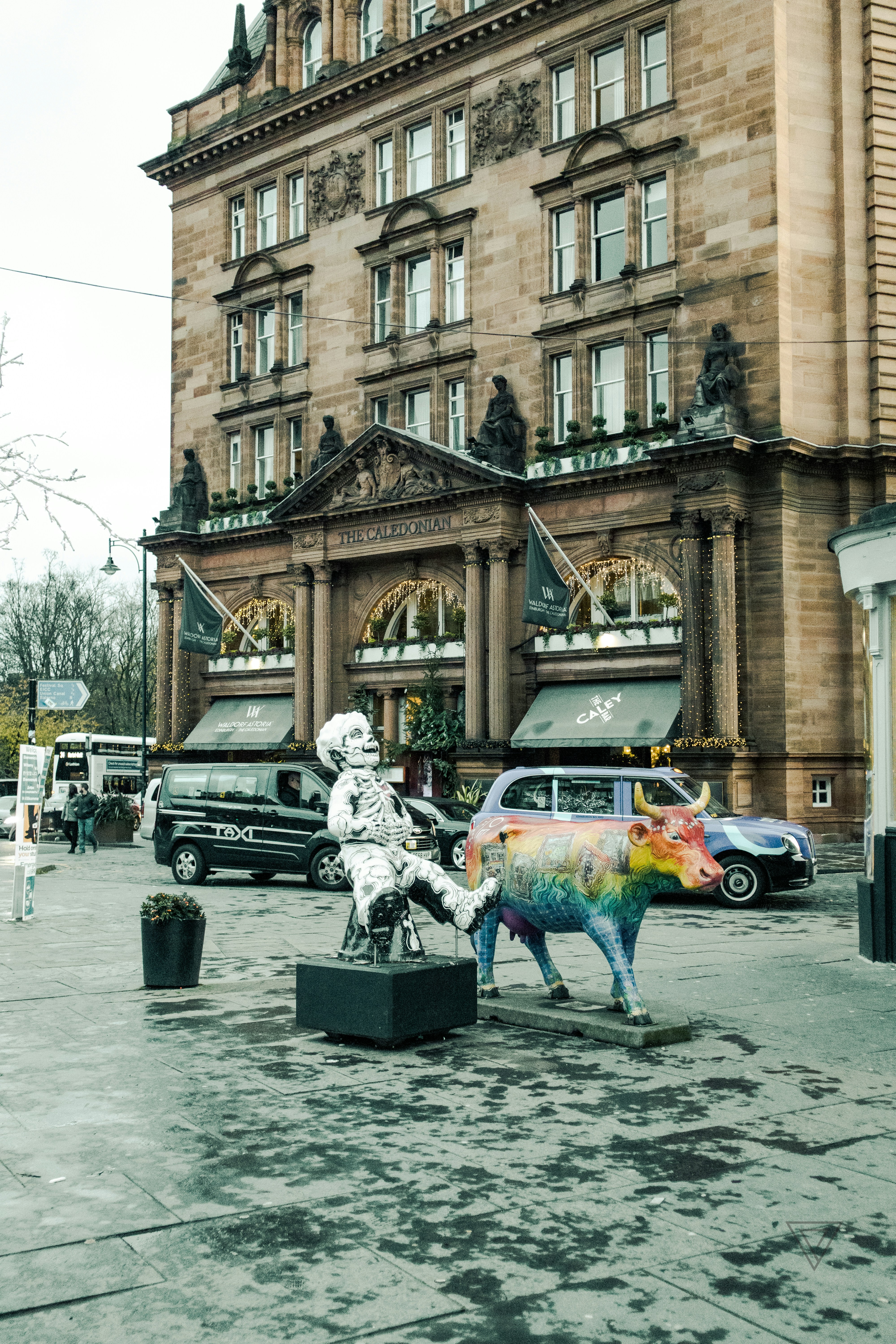 Foto Una estatua de una vaca frente a un edificio – Imagen Edimburgo ...