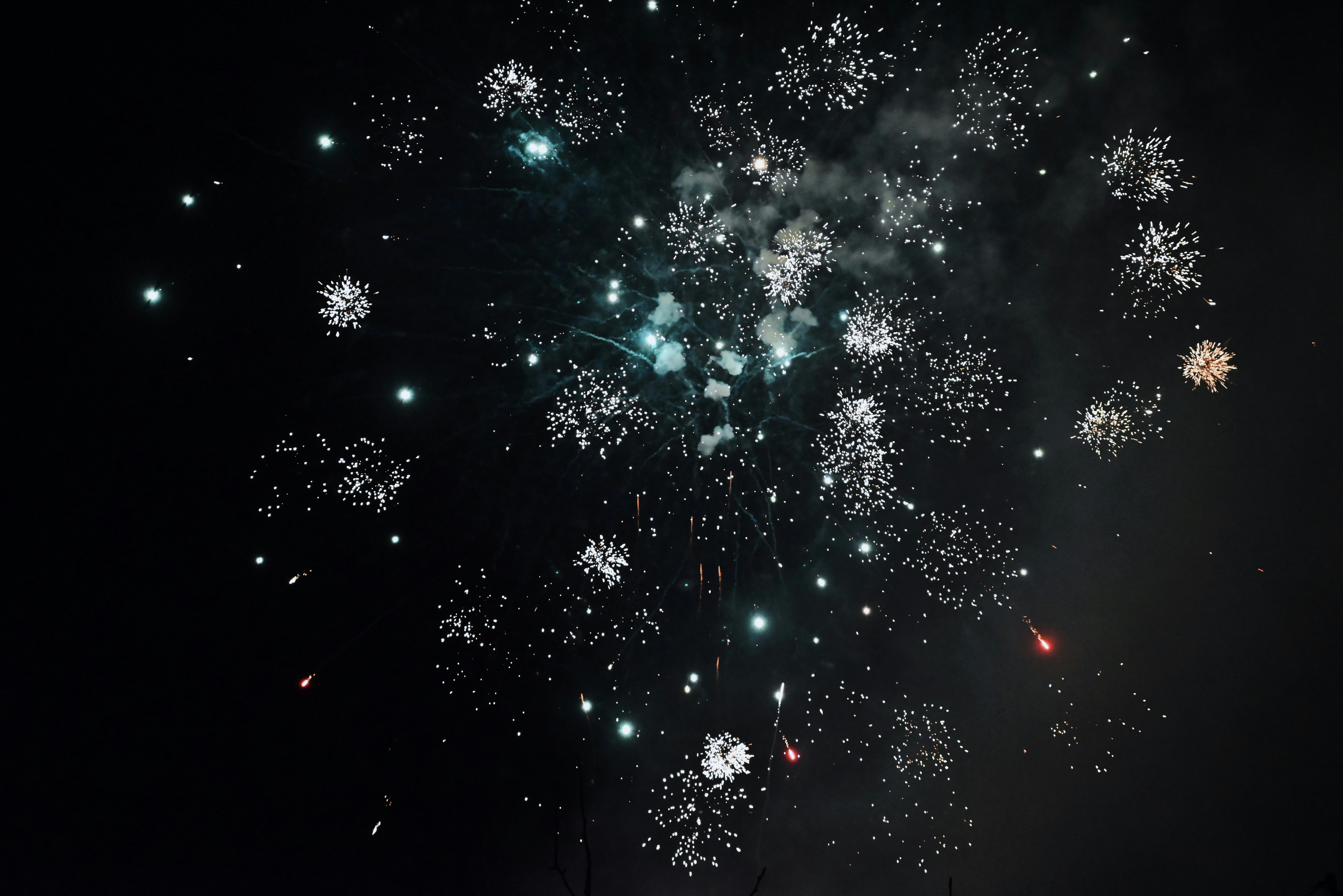 A bunch of fireworks are lit up in the night sky photo – Free Fireworks ...