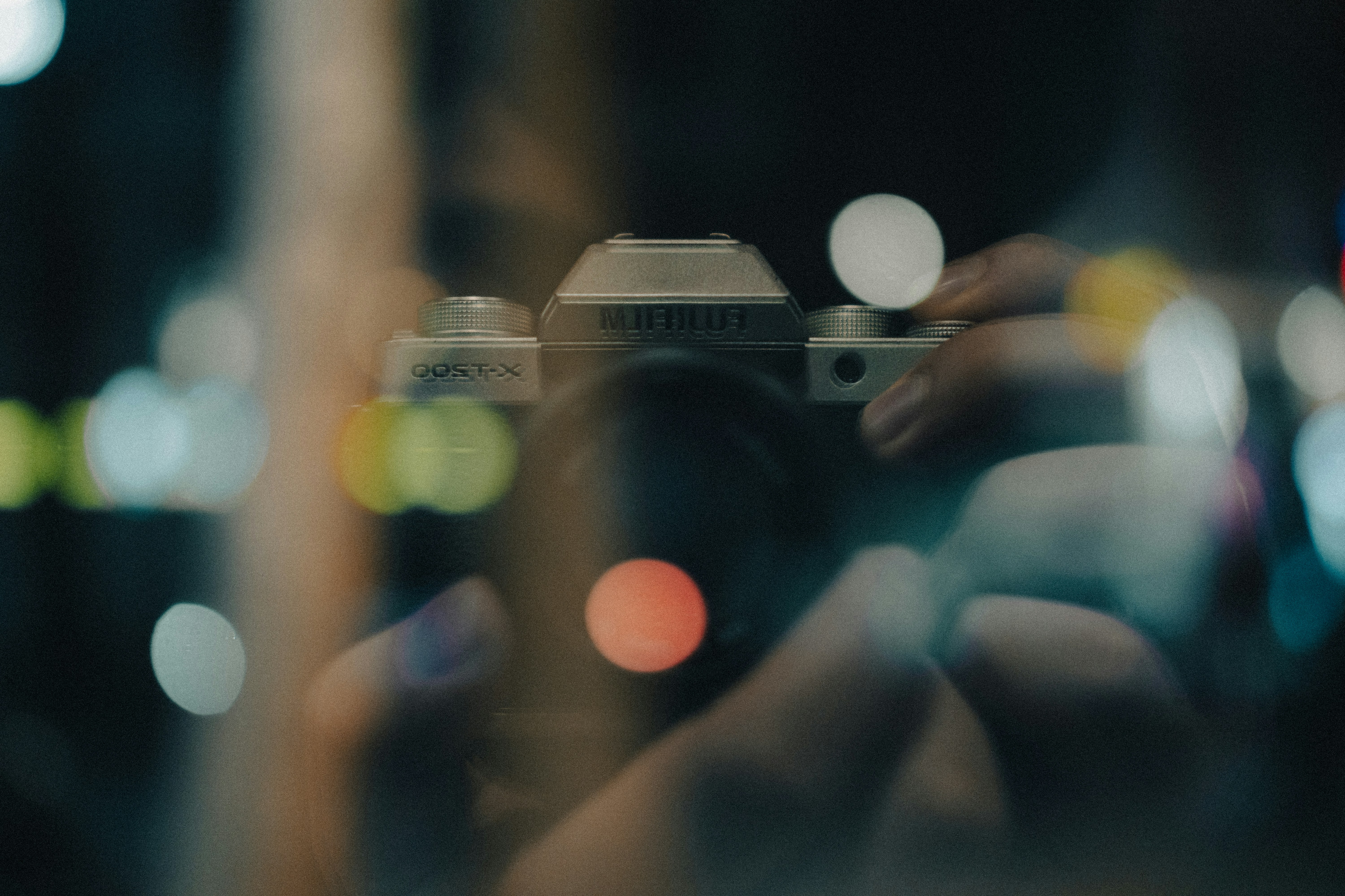 Une photo floue d’une personne tenant un appareil photo photo – Photo ...