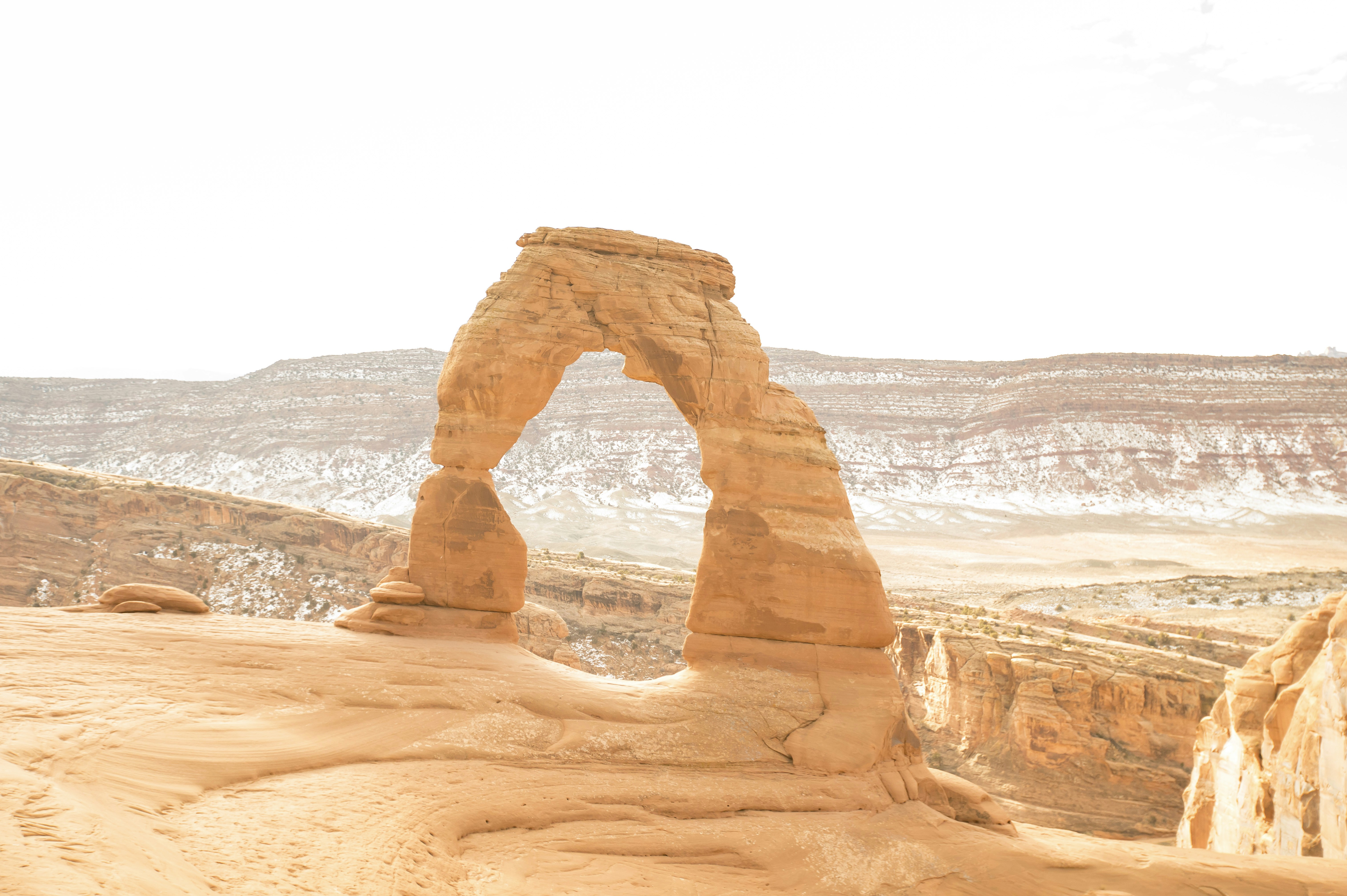 Une grande formation rocheuse au milieu d’un désert photo – Photo ...