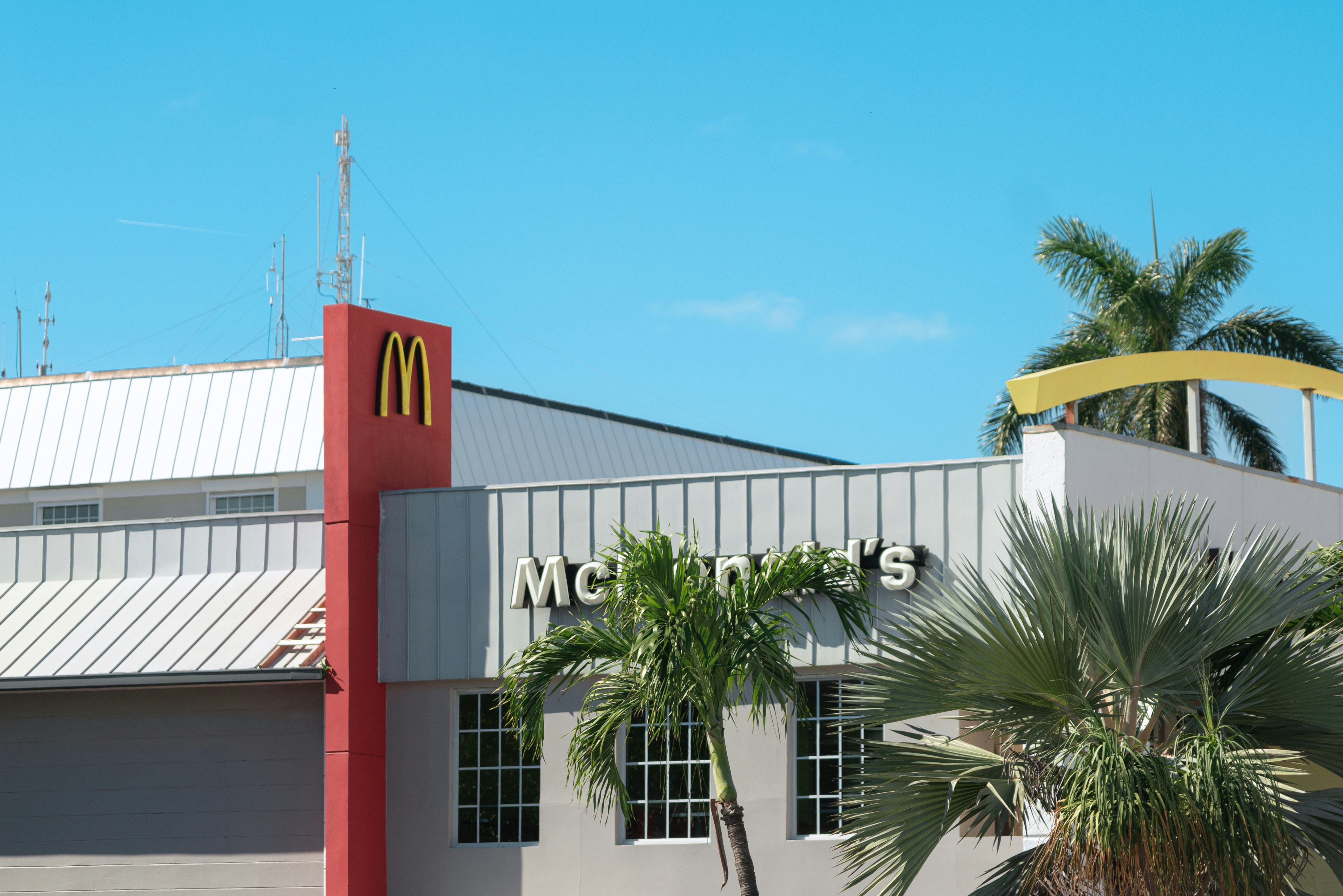 A mcdonald's restaurant with palm trees in front of it photo – Free ...