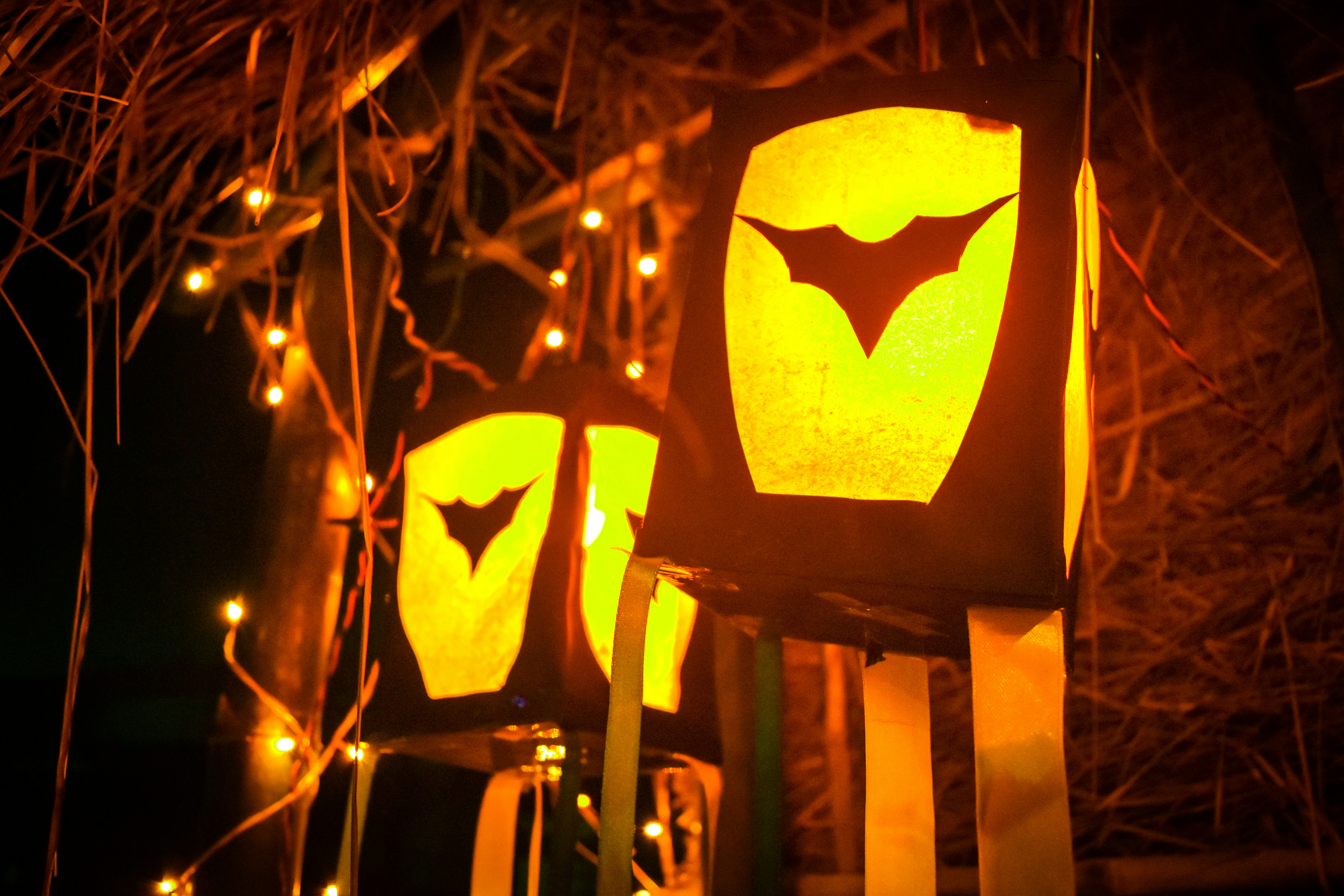 Un tas de lumières qui sont sur un poteau photo – Photo Lumières de ...