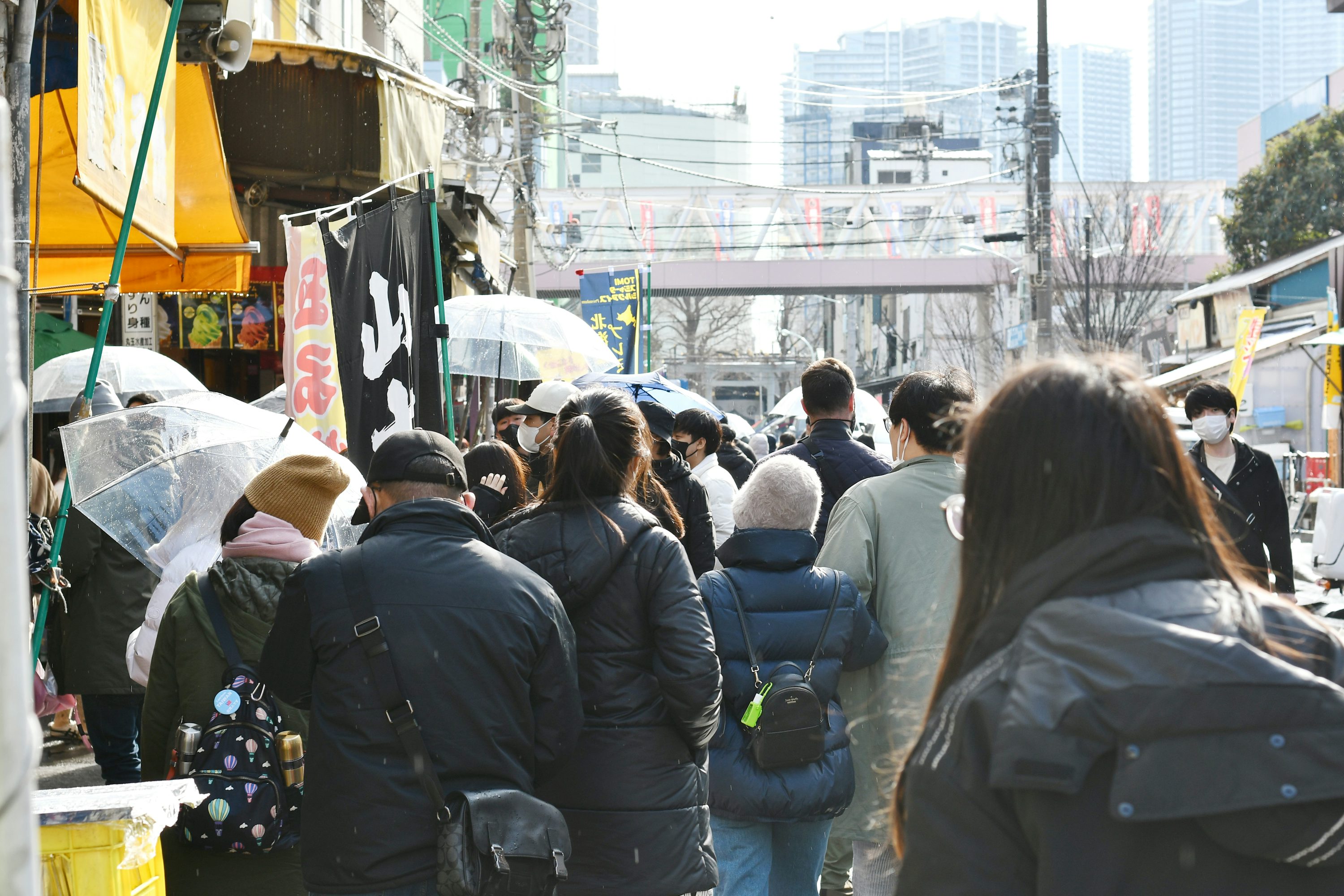 Una multitud de personas caminando por una calle foto – Imagen de ... Una multitud de personas caminando por una calle foto – Imagen de ...