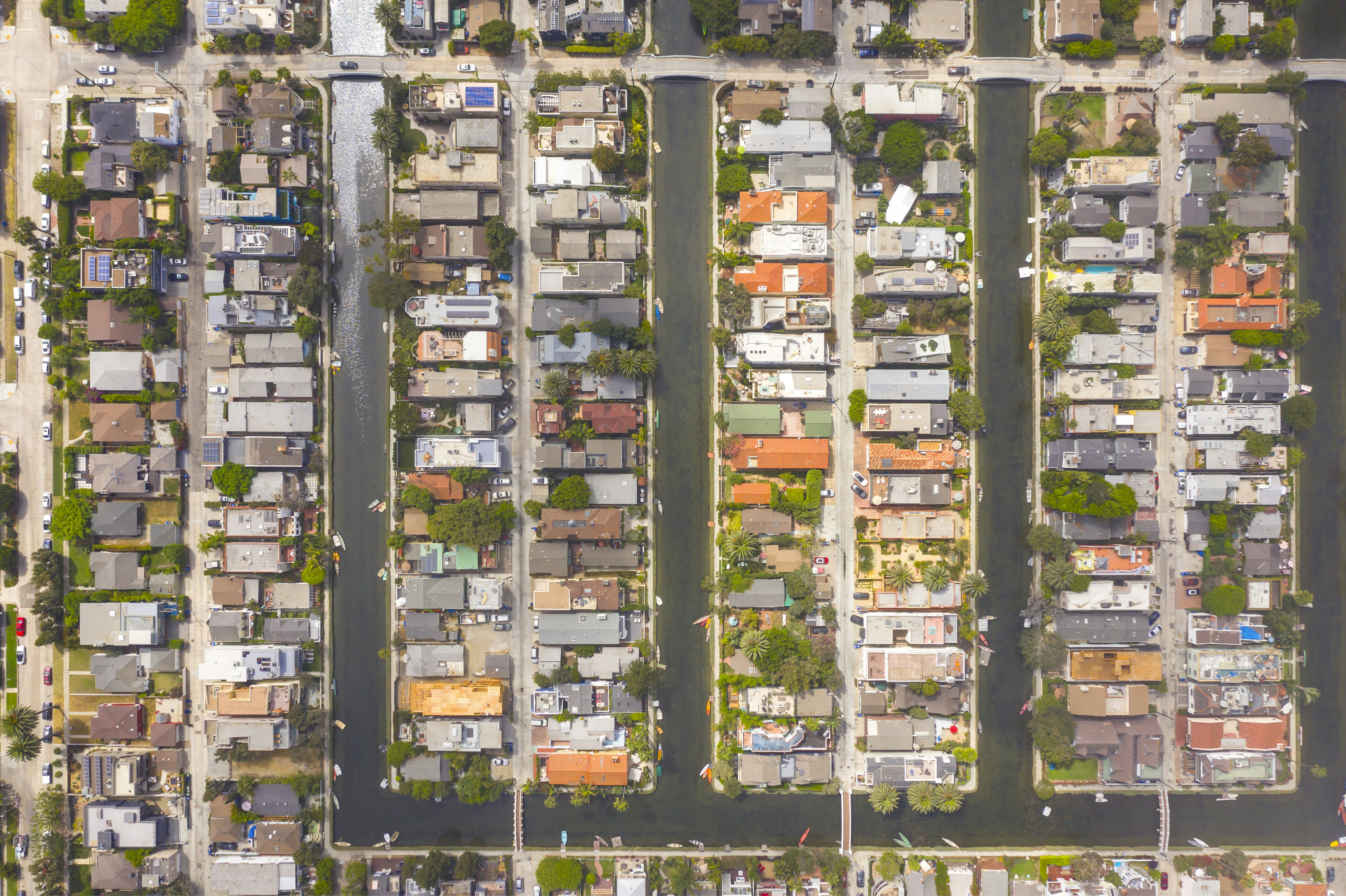 An aerial view of a neighborhood with lots of houses photo – Free ...