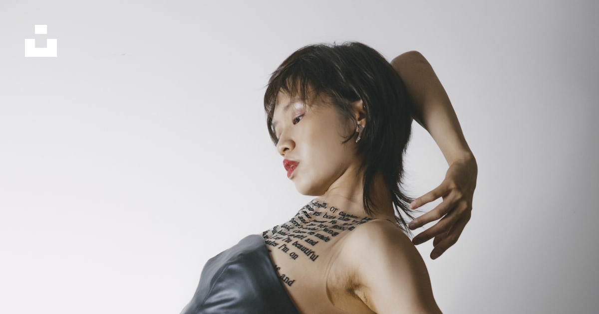 검은 바지와 검은 상의를 입은 여자 사진 Unsplash의 무료 유행 이미지