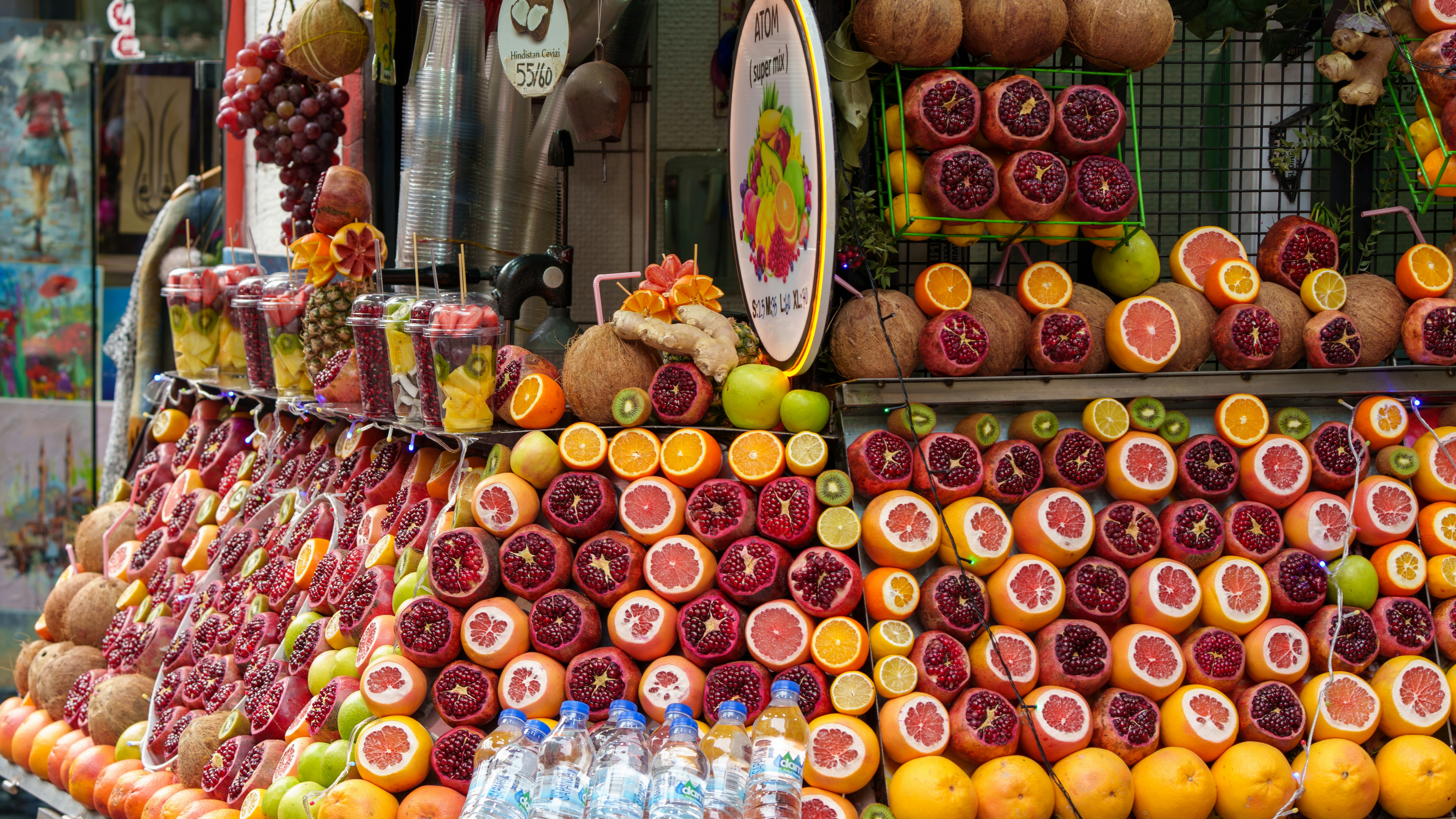 さまざまな果物が展示されているフルーツスタンドの写真 – Unsplashの食べ物の無料画像