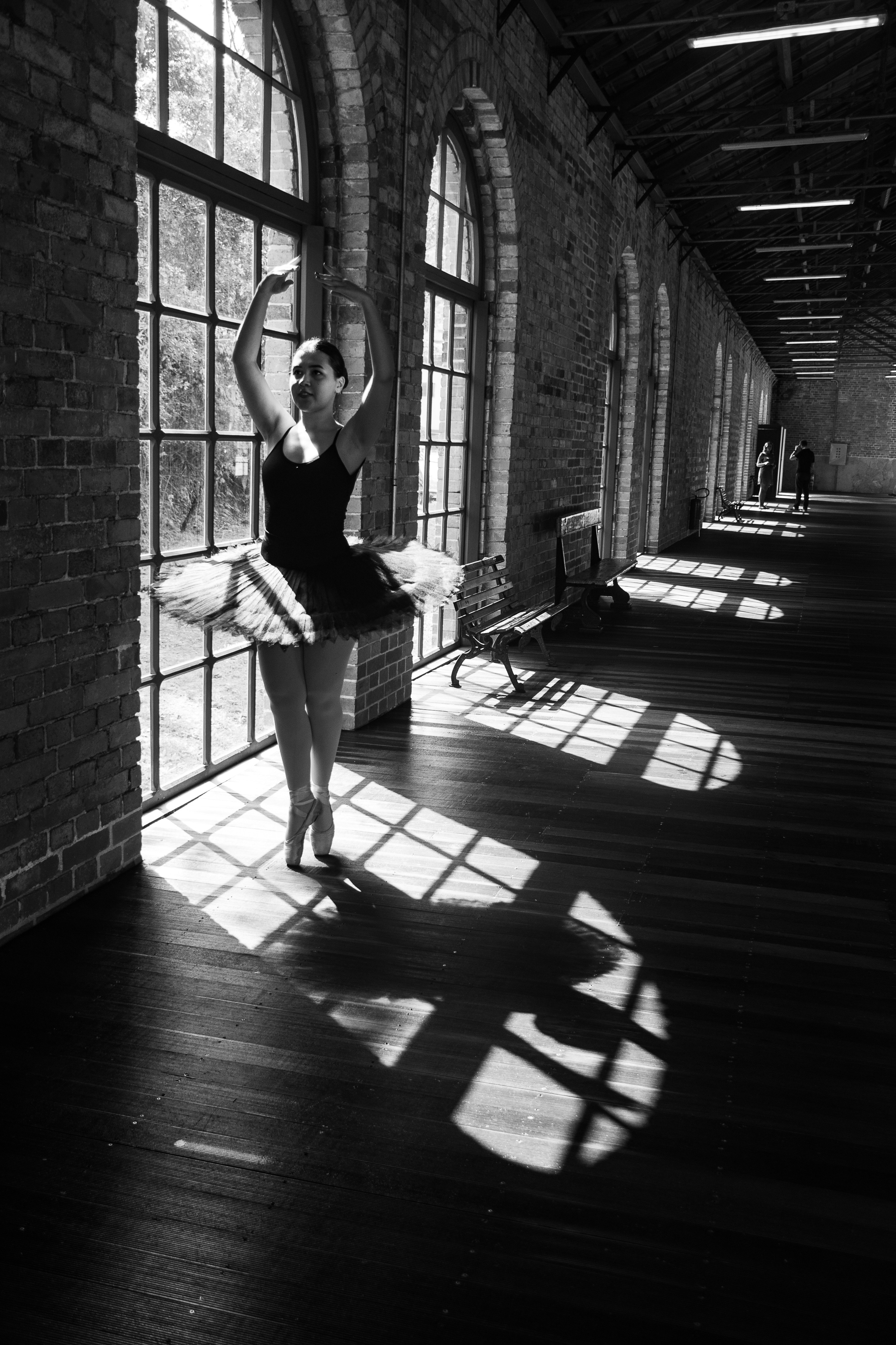 Une ballerine en justaucorps noir pose devant une fenêtre photo – Photo ...