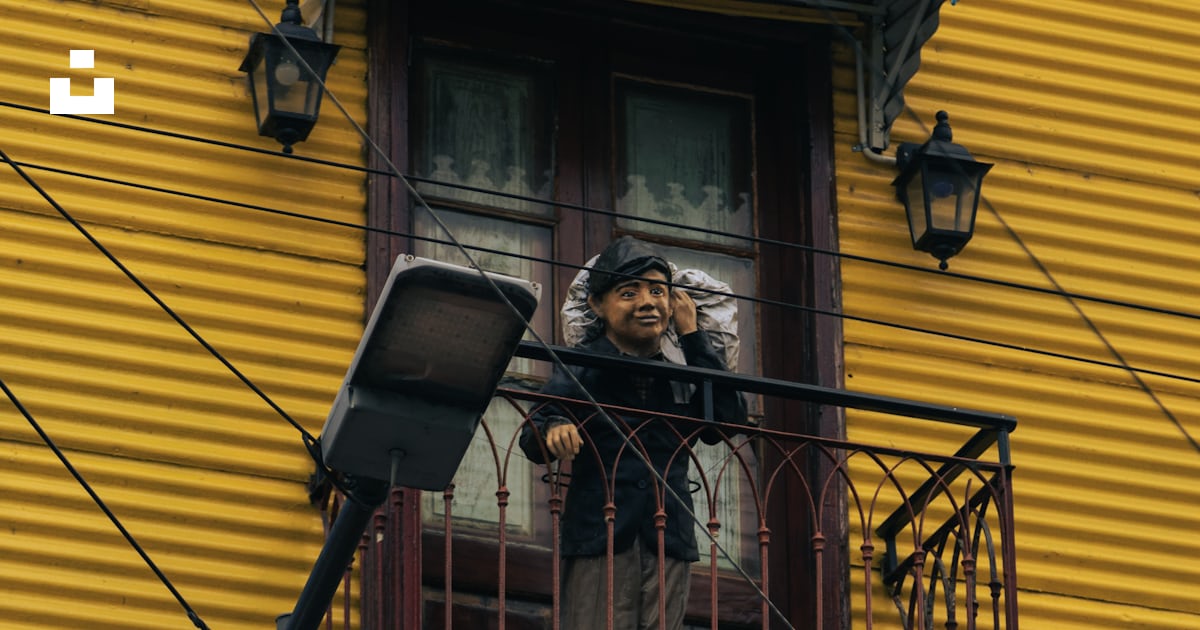 Un Homme Debout Sur Le Balcon Dun Immeuble Photo Photo Caminito