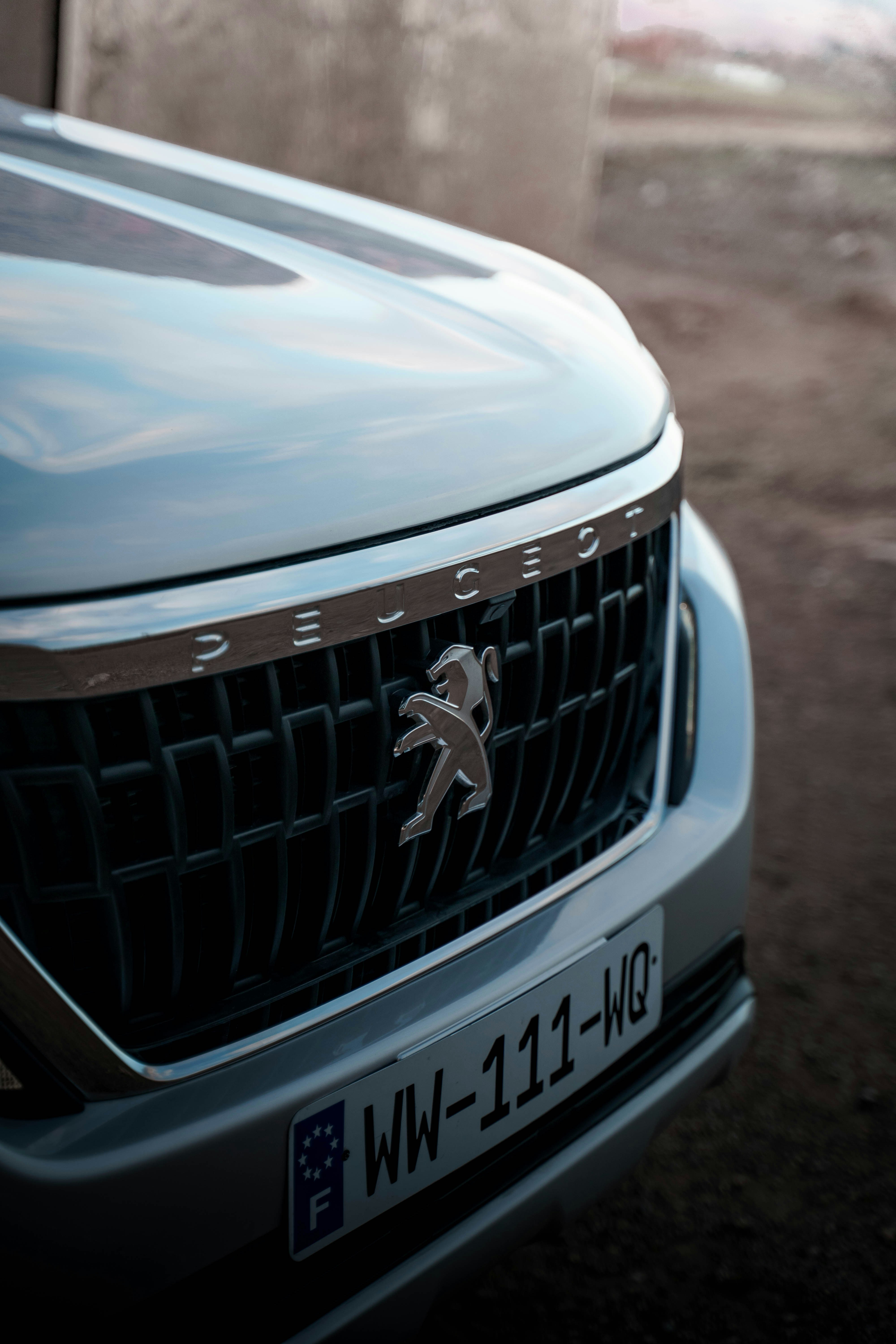 Un gros plan de la calandre avant d’une voiture photo – Photo ...